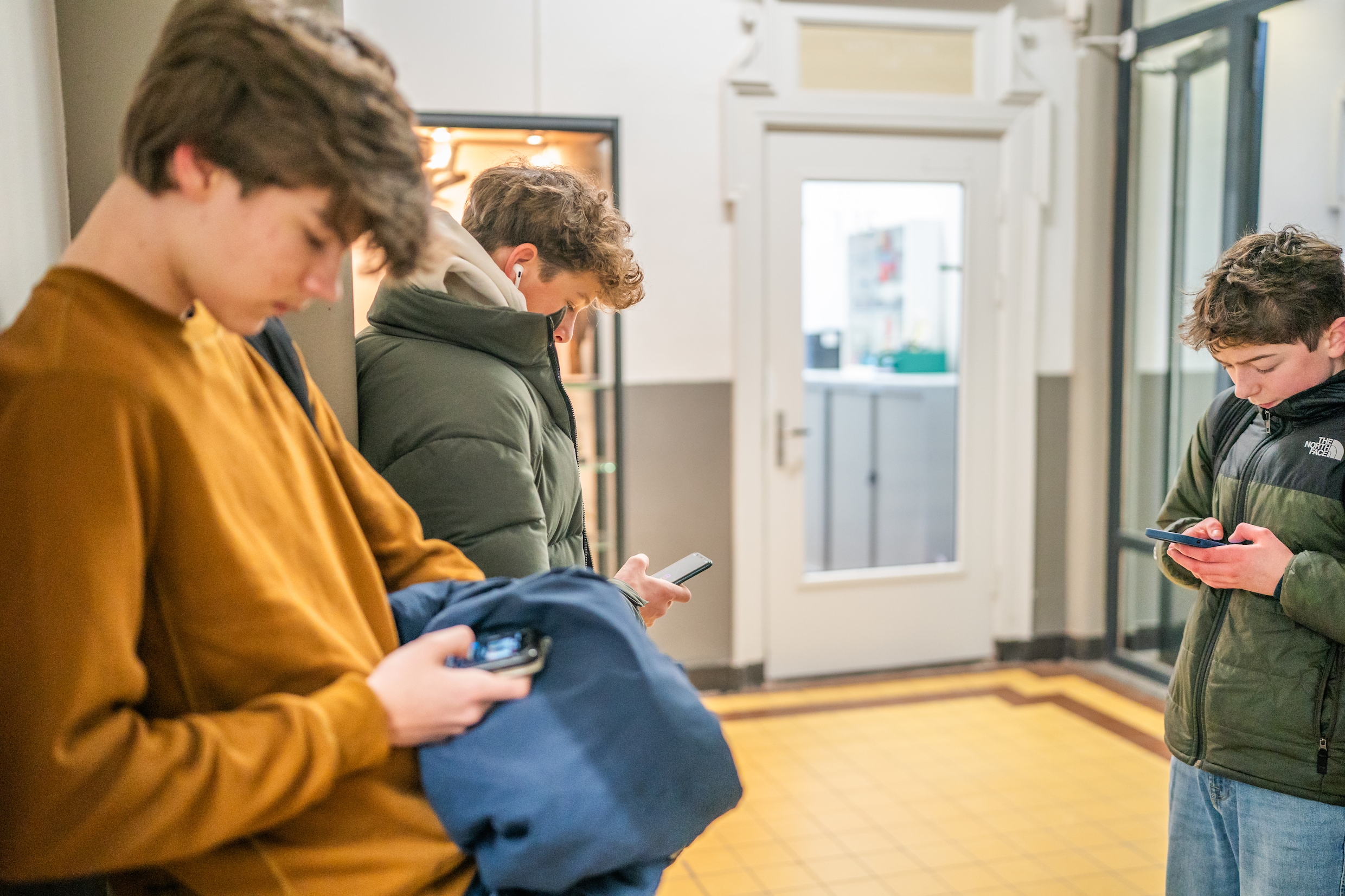 Waarom een algemeen smartphoneverbod op scholen geen magische oplossing ...