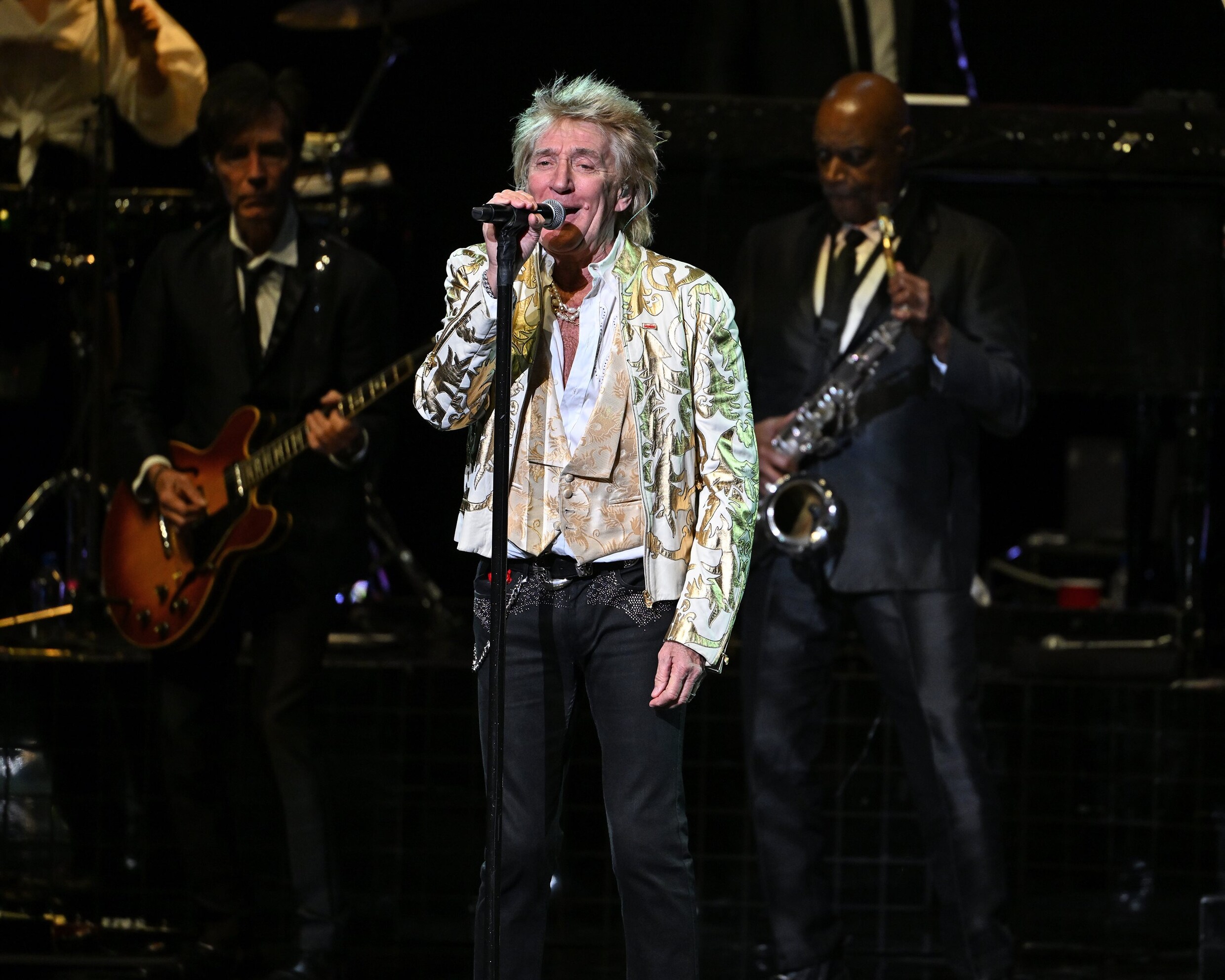 Stuiterende en onvermoeibare Rod Stewart weet op zijn 79e nog steeds ...