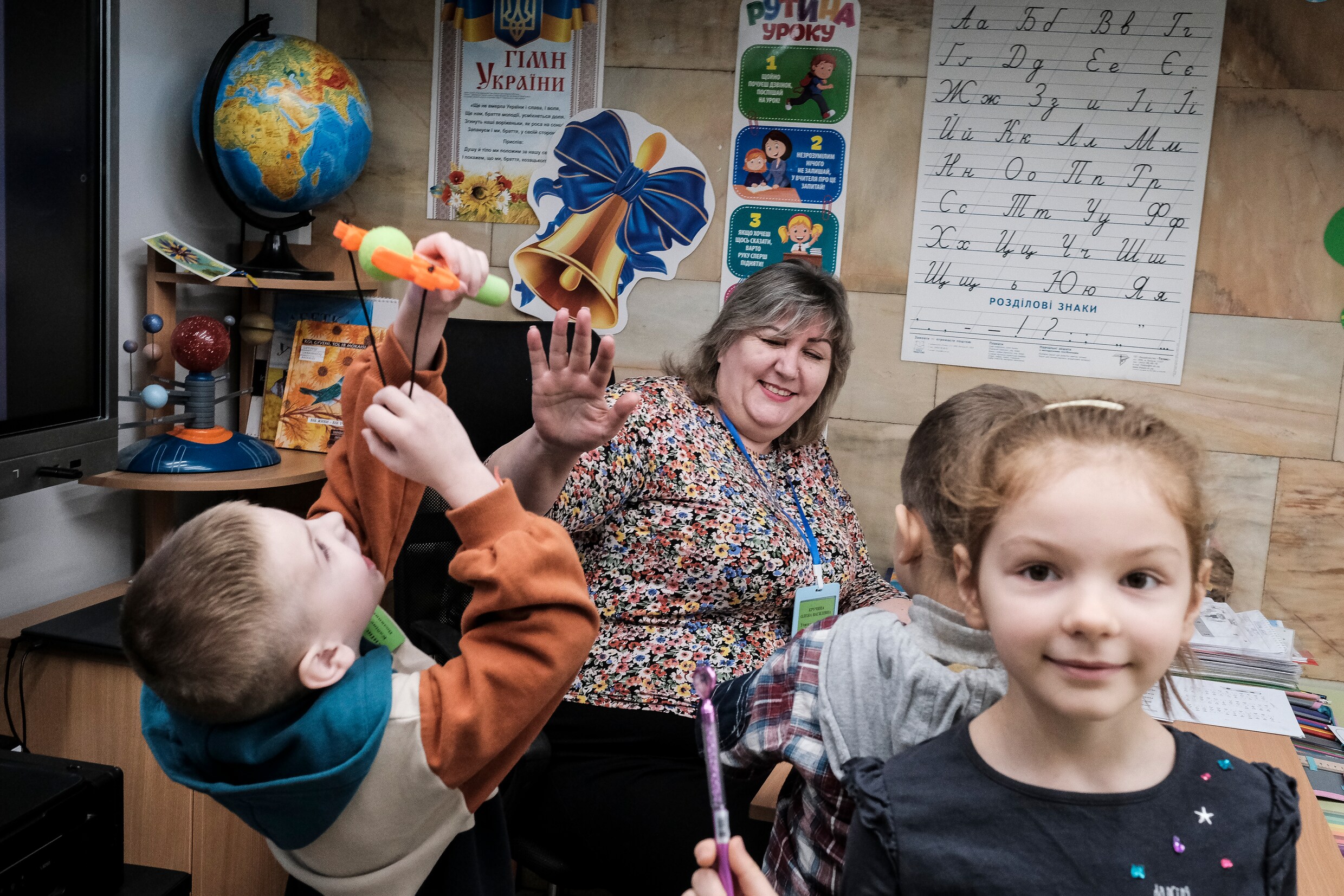 Ochtenddansjes doen de kinderen in de ondergrondse scholen niet ...