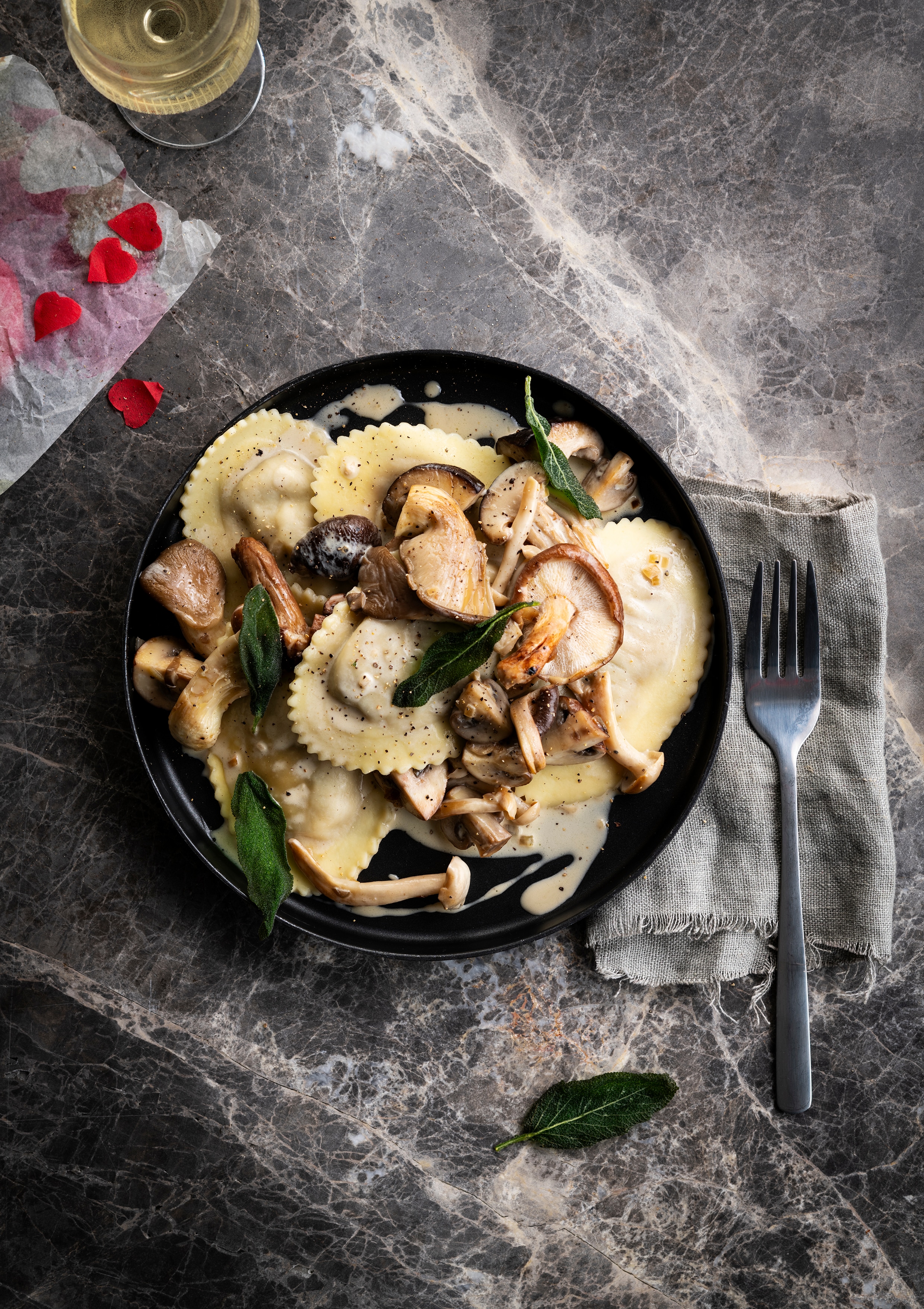 Klaar in 20 minuten: verse tortelloni cacio e pepe met krokante salie ...