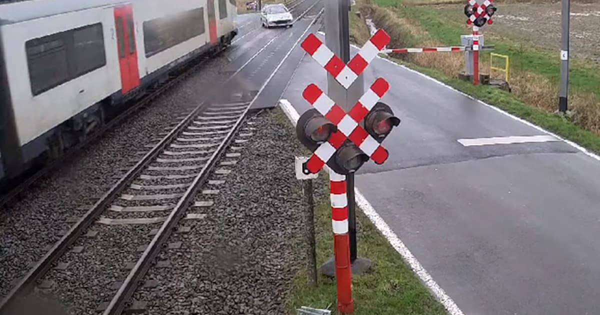 Auto rijdt over gesloten spooroverweg in Kortrijk: aanrijding met trein ...