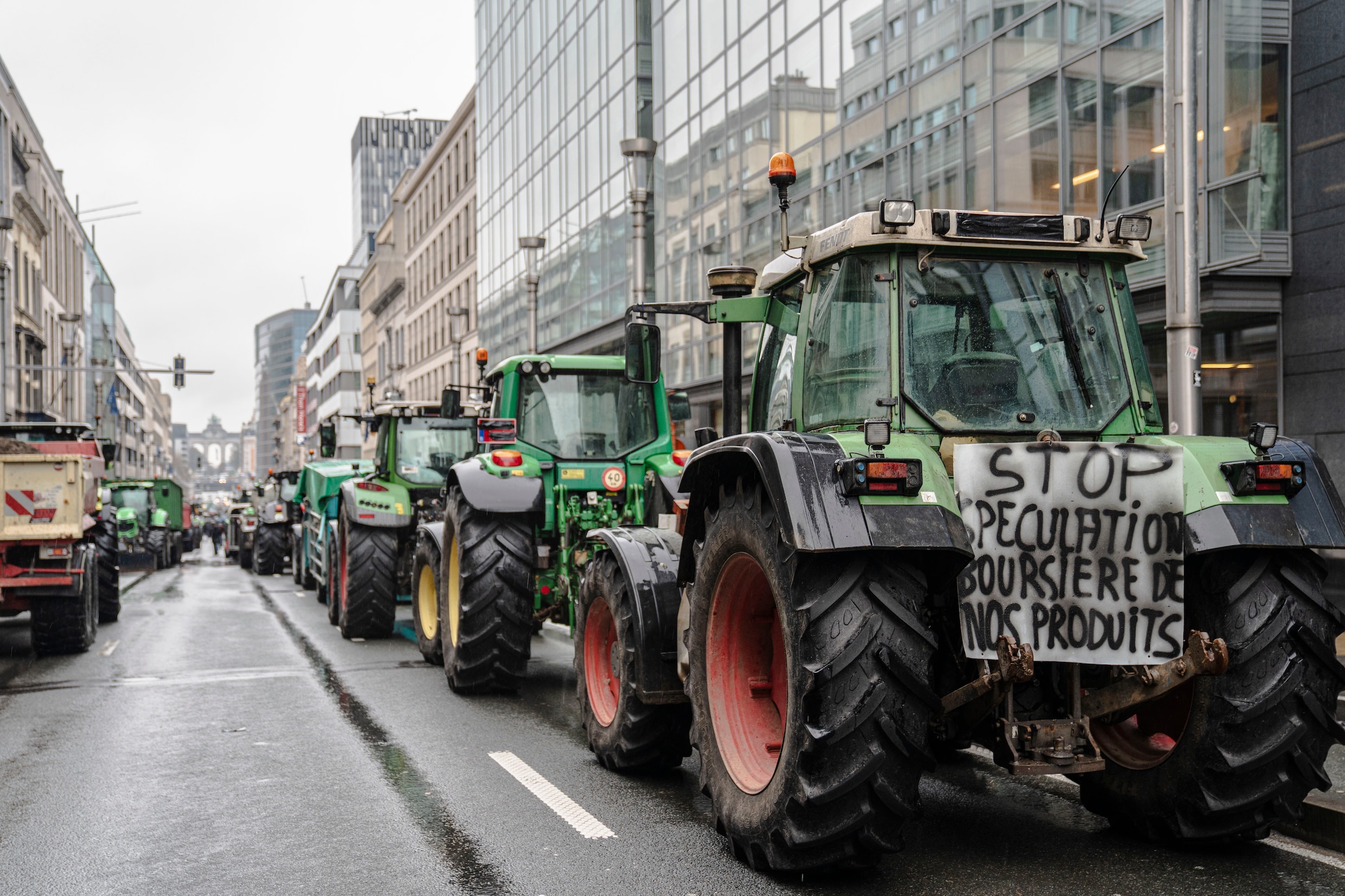 Live - Boerenprotest. Drie politieagenten gewond geraakt tijdens ...