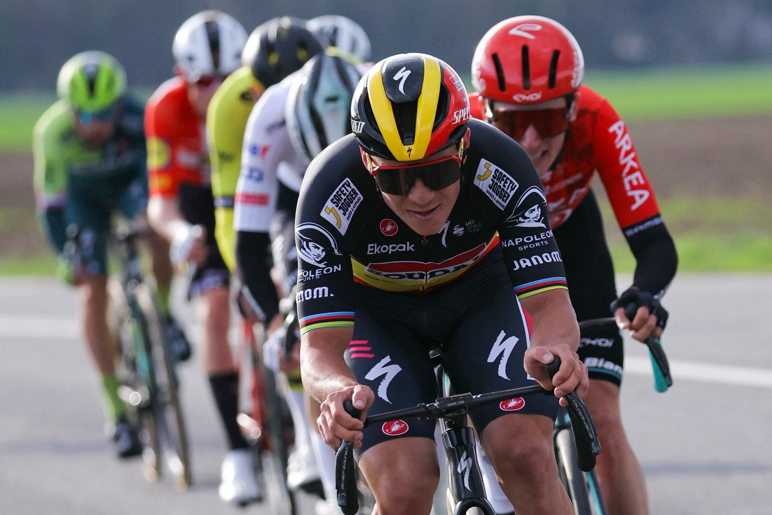 Evenepoel gooit al meteen knuppel in het hoenderhok bij debuut in ...