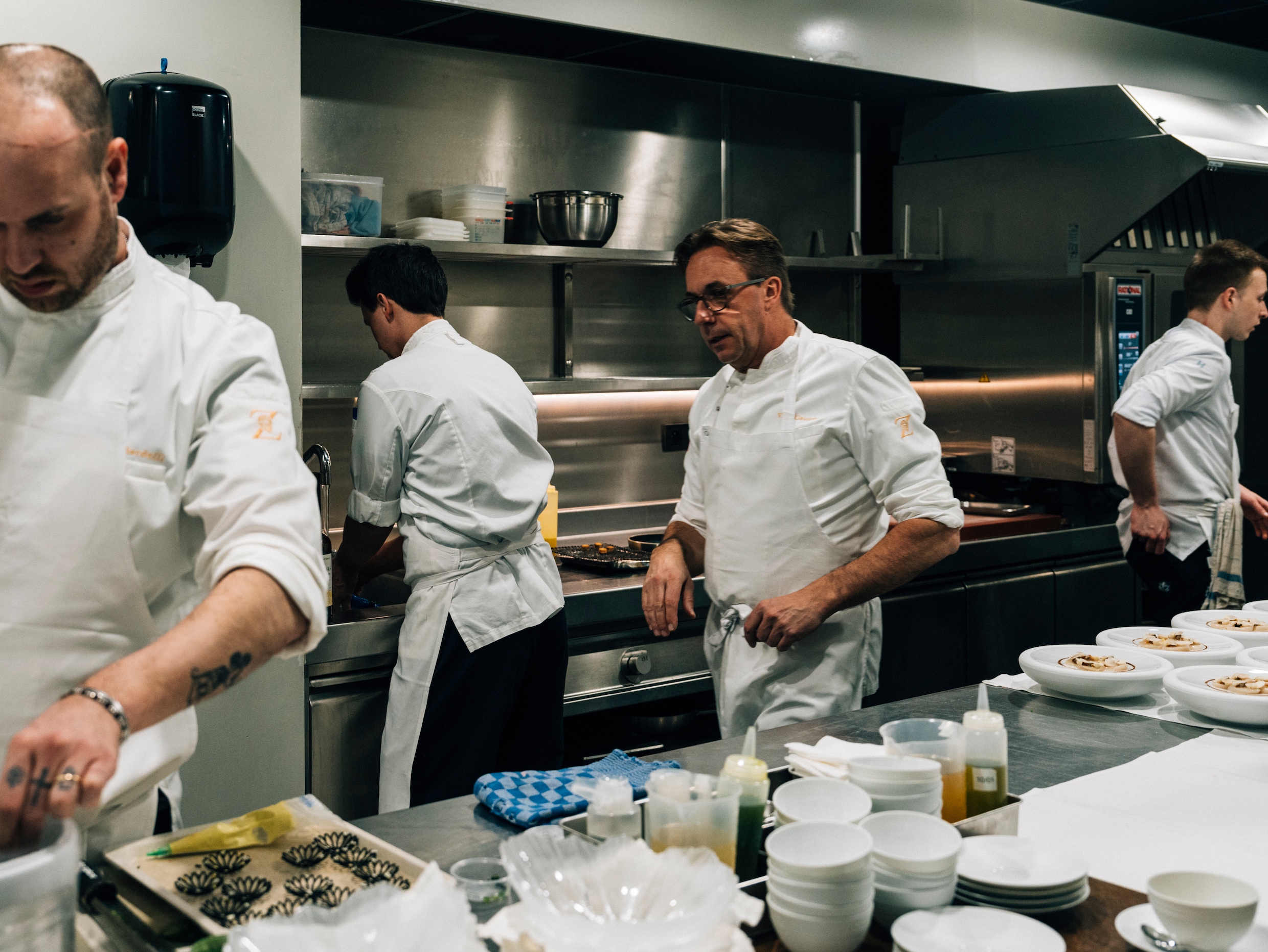 ‘Op een Michelin-event kent niemand mij. Maar als ik mijn koksbuis met ...