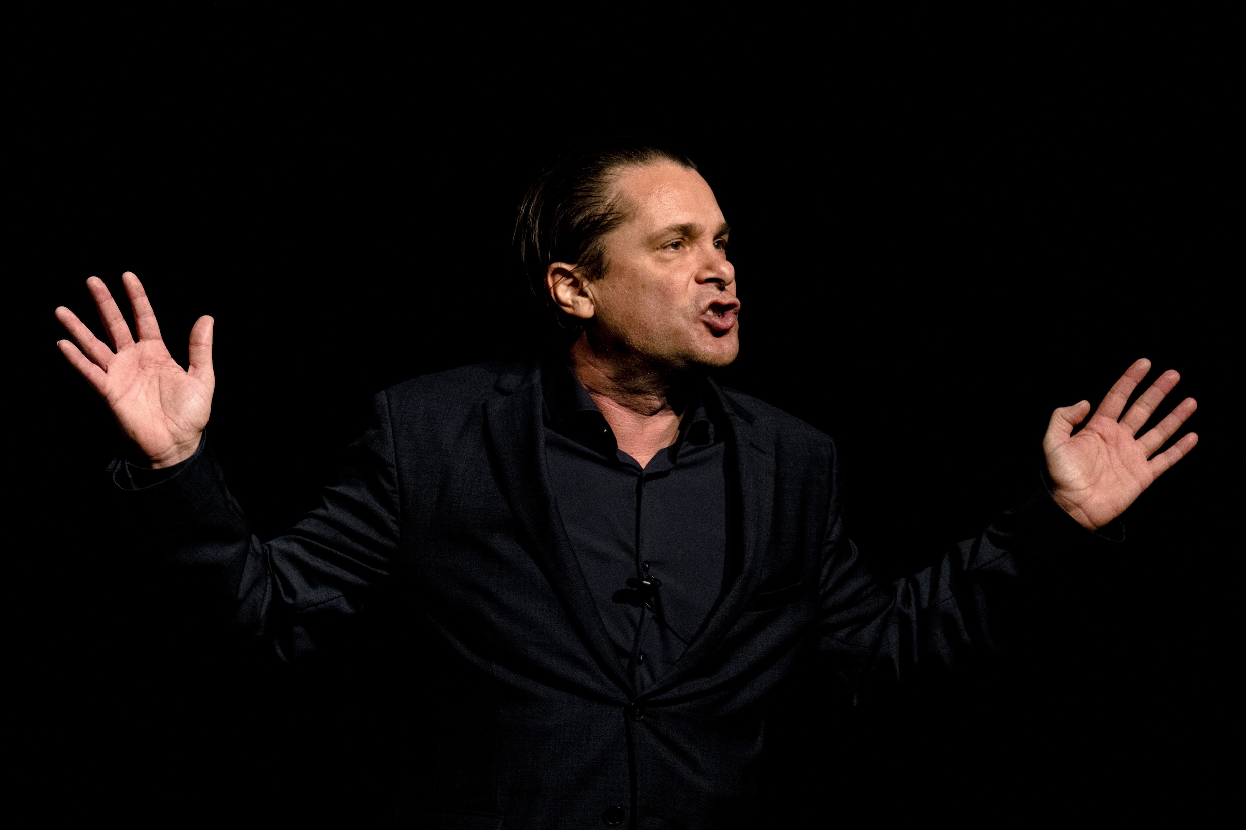 Inval bij Nederlandse cabaretier Hans Teeuwen, politie neemt mogelijk ...