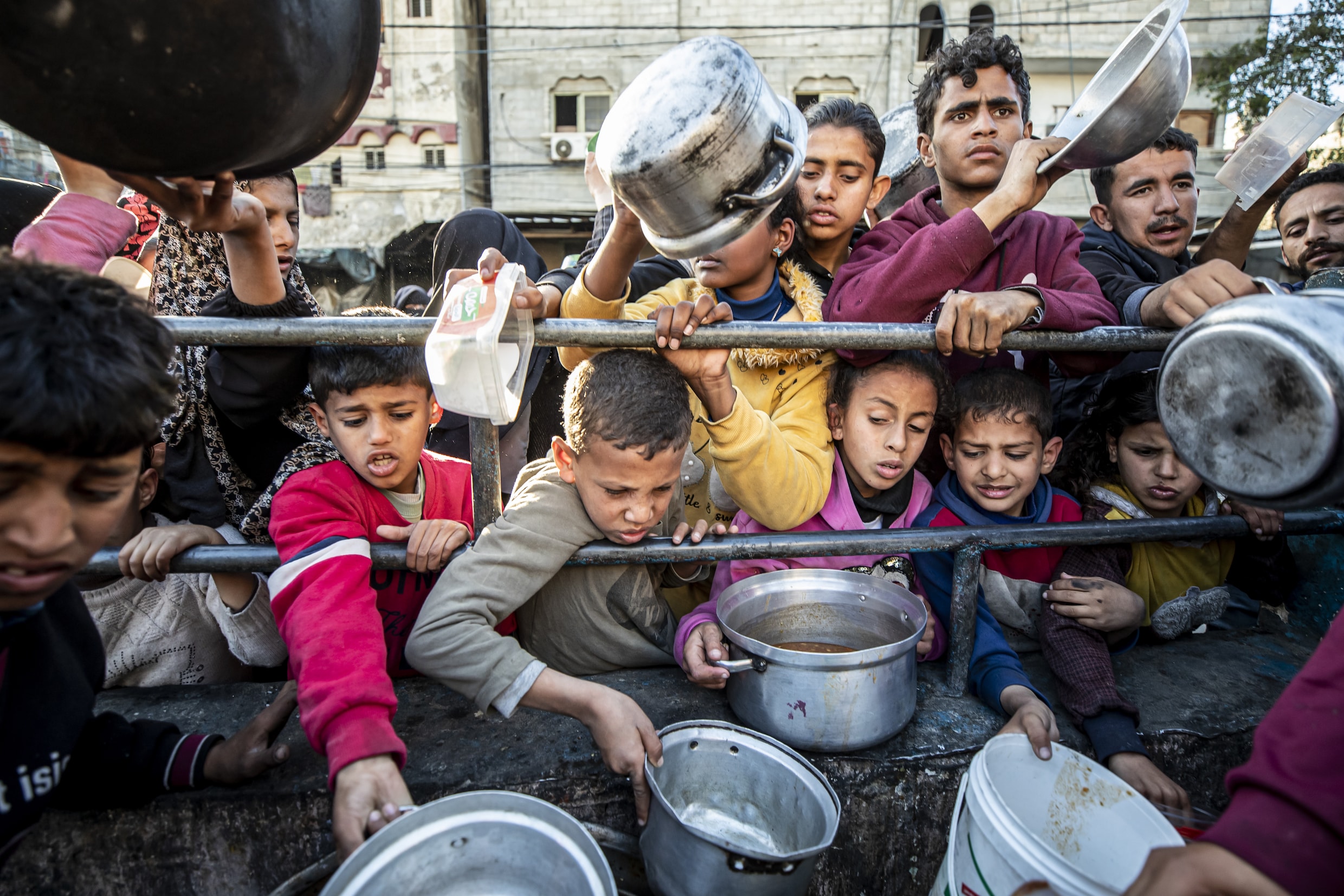 Deze 10-jarige jongen geeft de hongersnood in Gaza een hartverscheurend ...