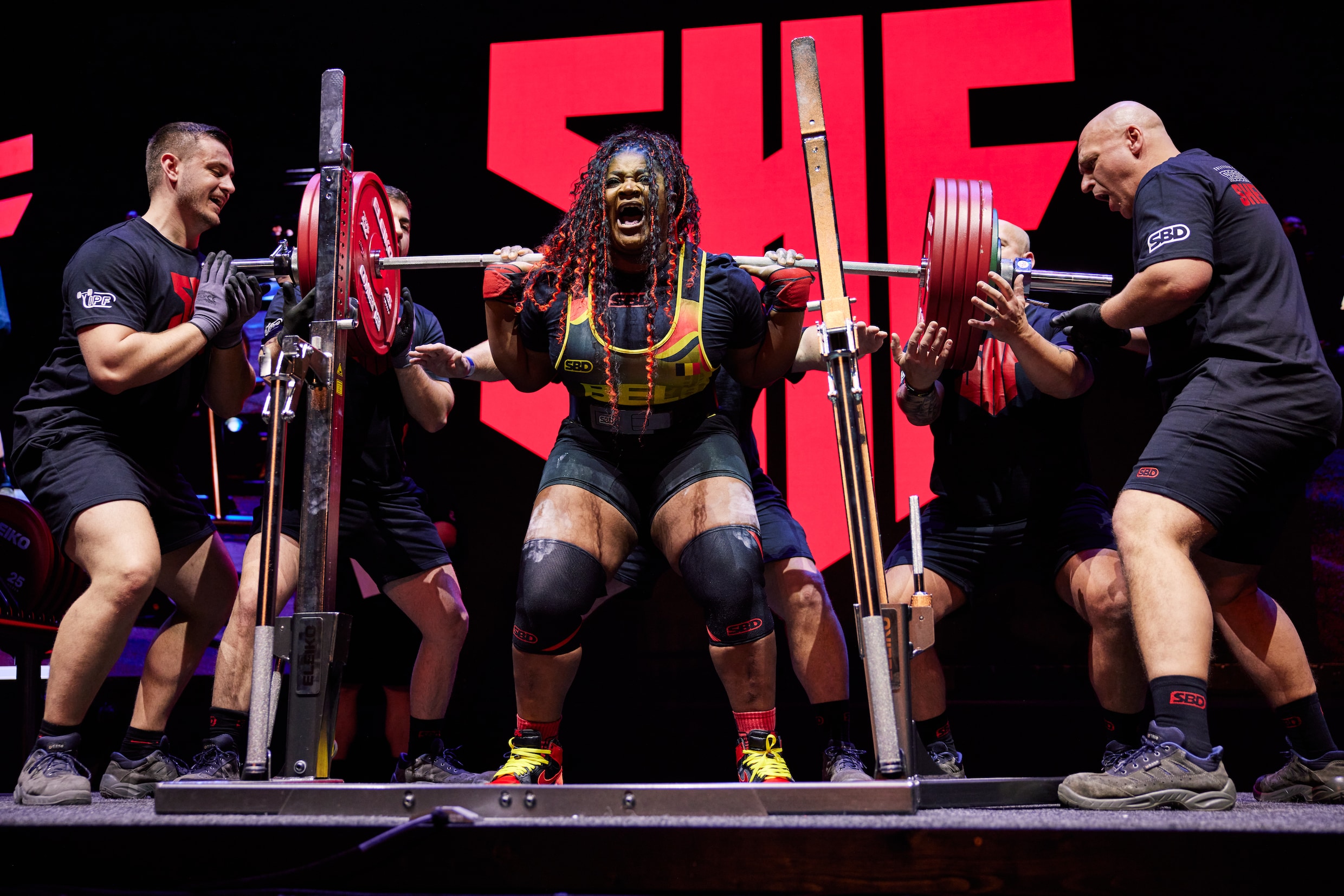 Sonita Muluh squat 300 kilo en breekt wereldrecord: ‘Als je twijfelt ...