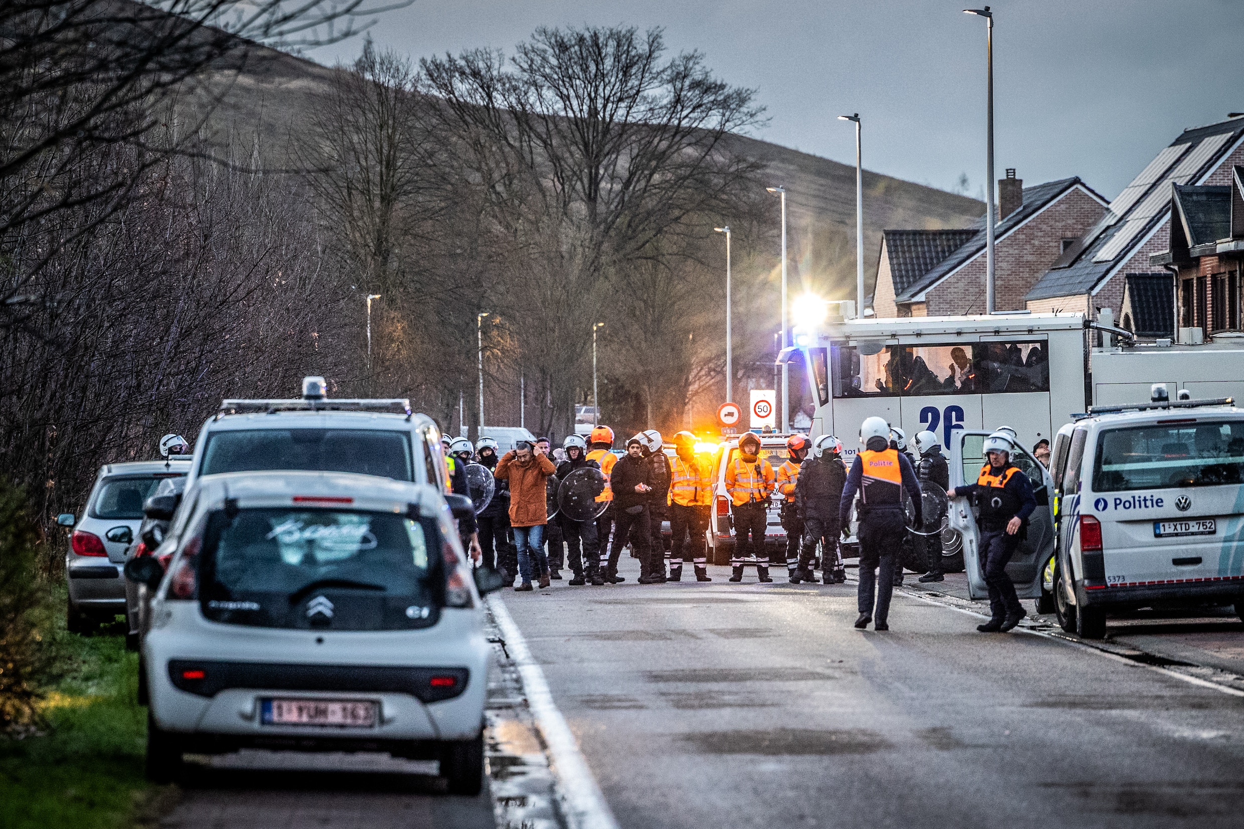 Zeker 6 gewonden en één arrestatie na zware rellen tussen Turkse en ...