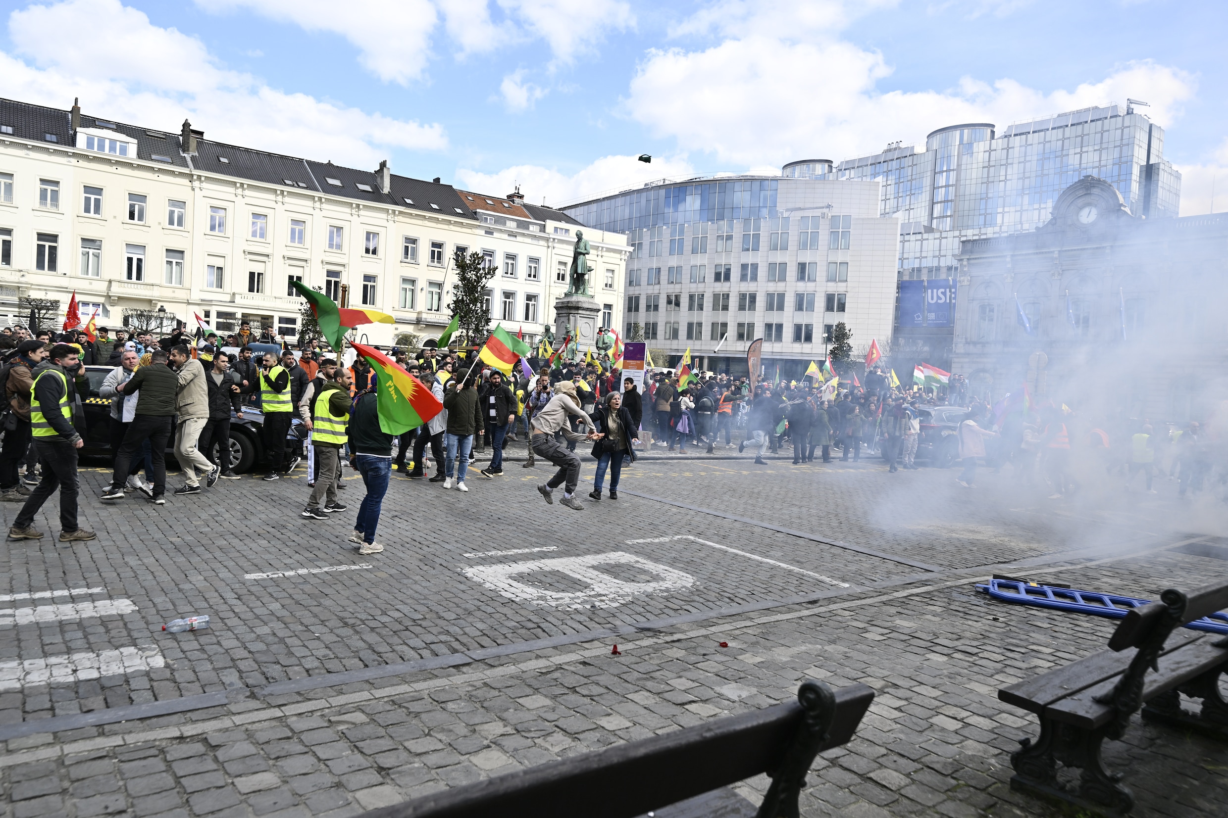 Nu ook rellen op pro-Koerdische betoging in Brussel: ‘Politie ontruimt plein met waterkanon ...