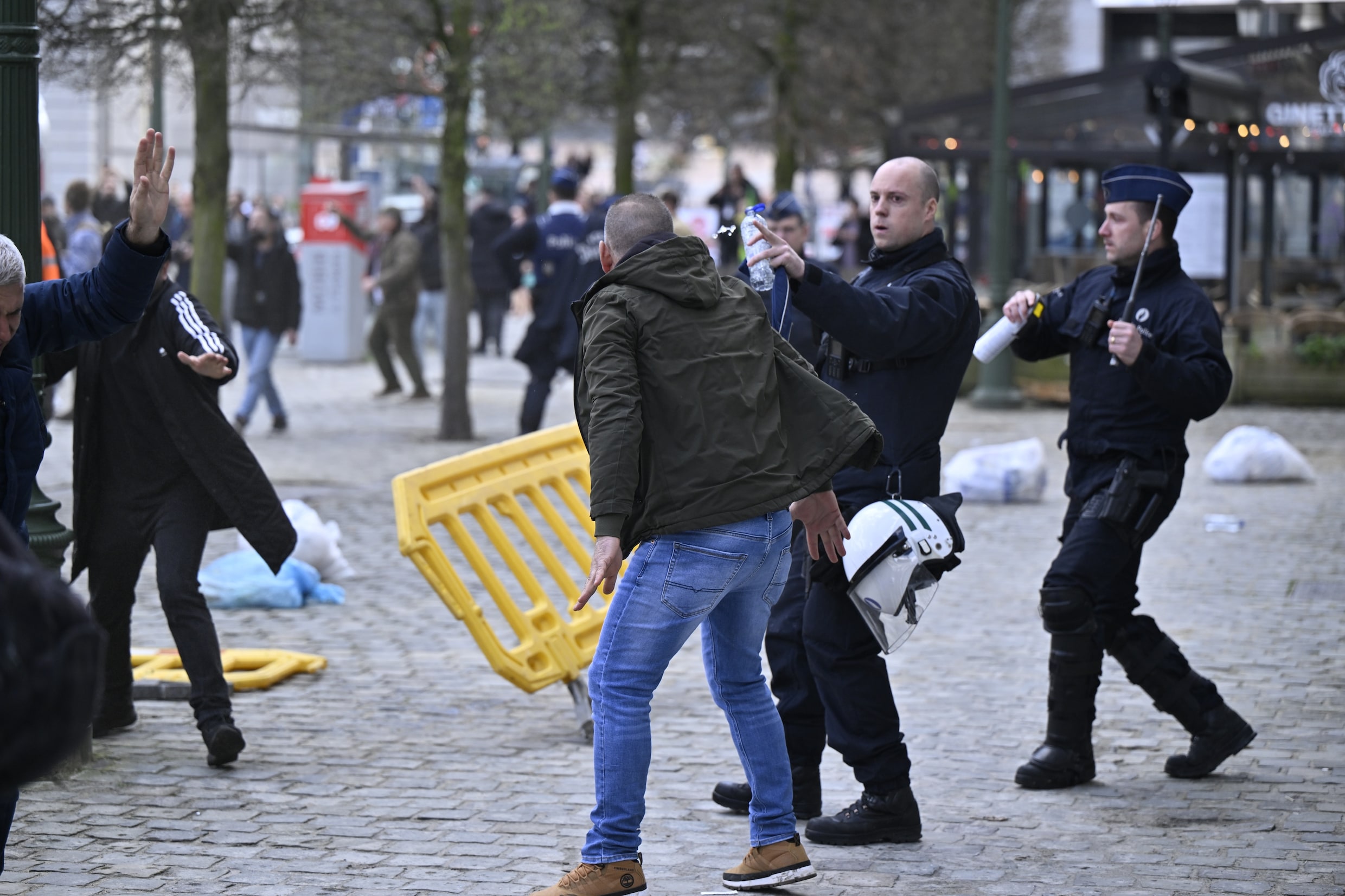 Nu ook rellen op pro-Koerdische betoging in Brussel: ‘Politie ontruimt plein met waterkanon ...