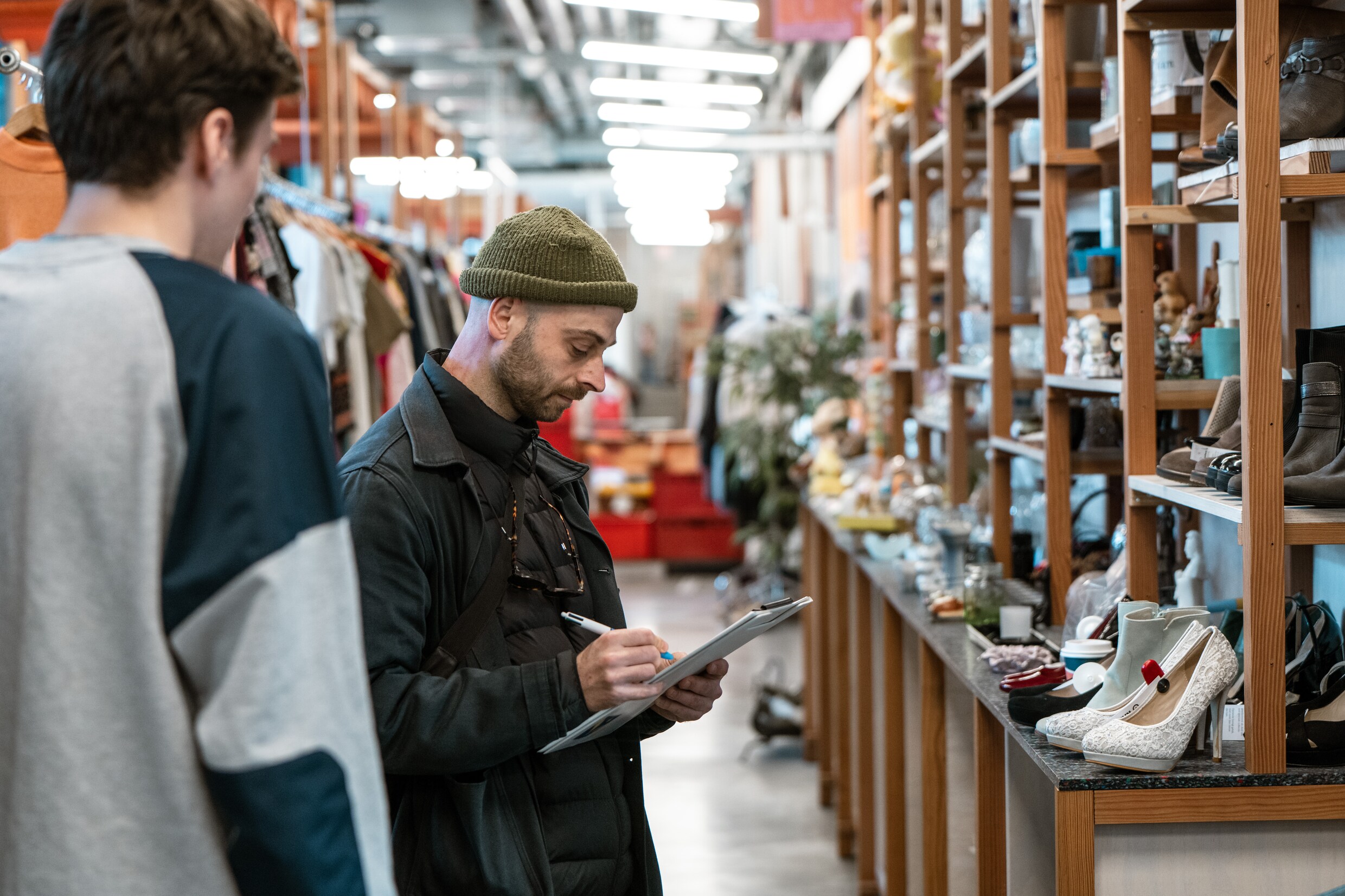 Kan een geurstokje ervoor zorgen dat we vaker naar de kringwinkel gaan ...