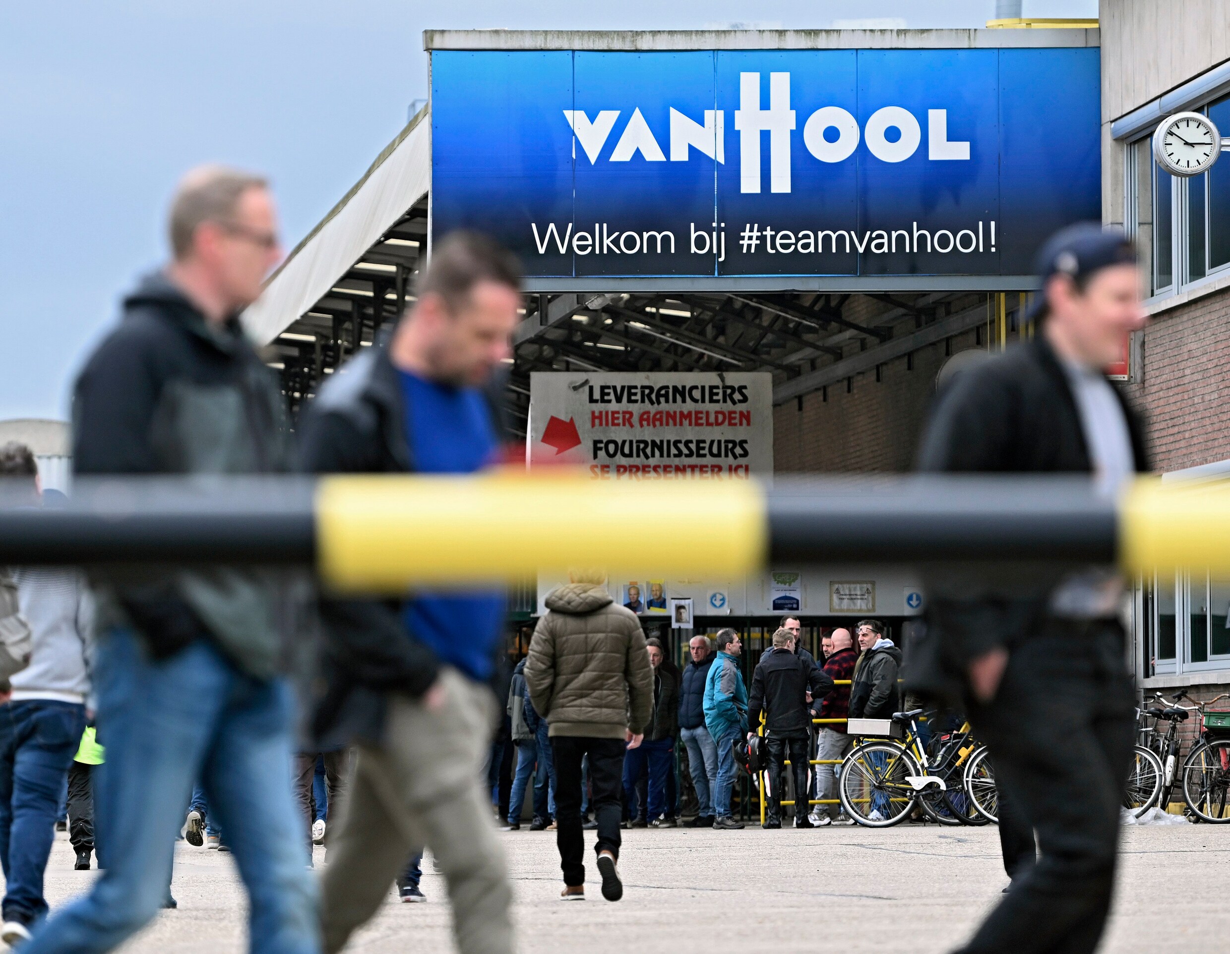 Van Hool failliet verklaard, minstens 1.500 mensen op straat: ‘Donkere ...