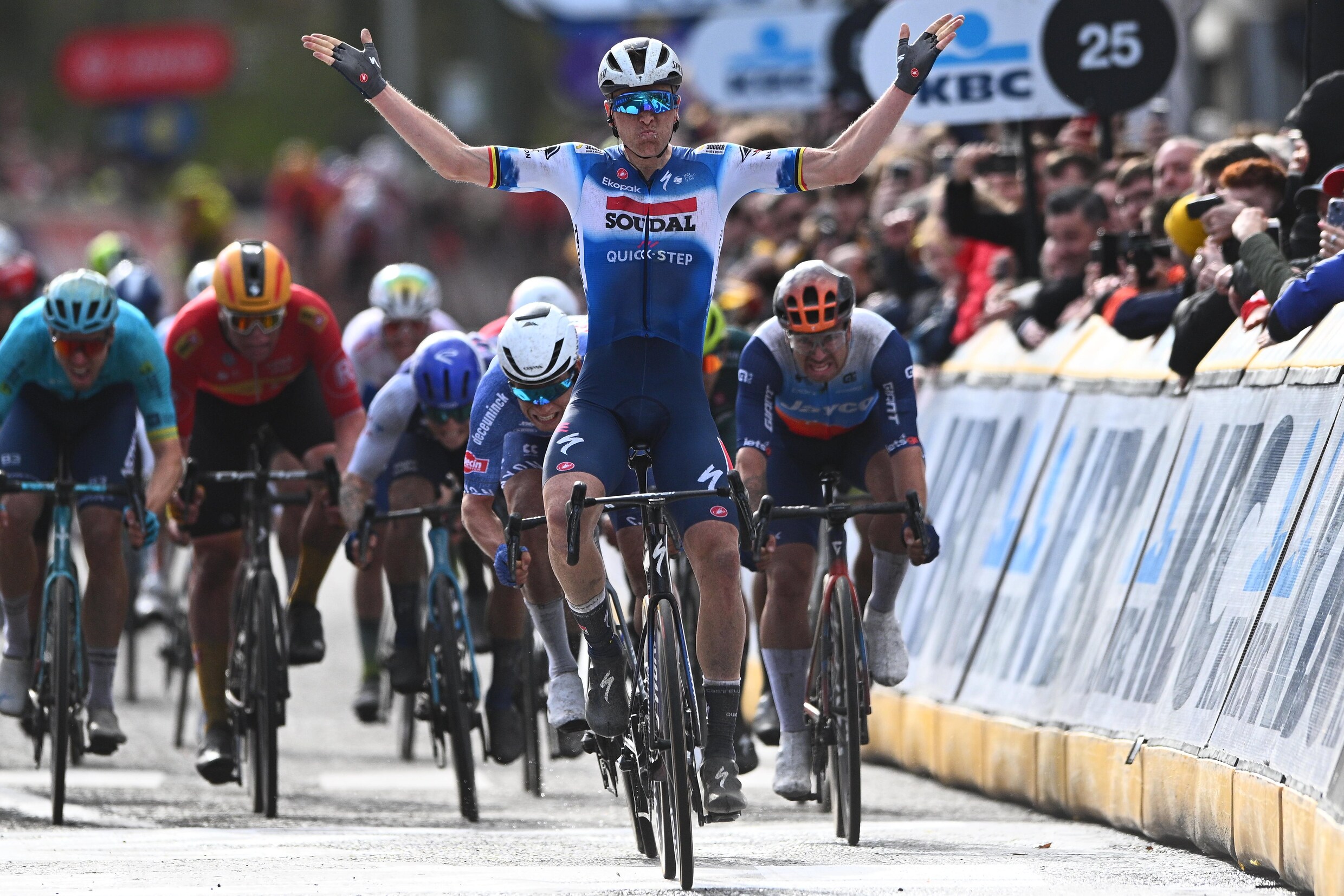 Ondanks late fietswissel: Tim Merlier klopt Jasper Philipsen in ...