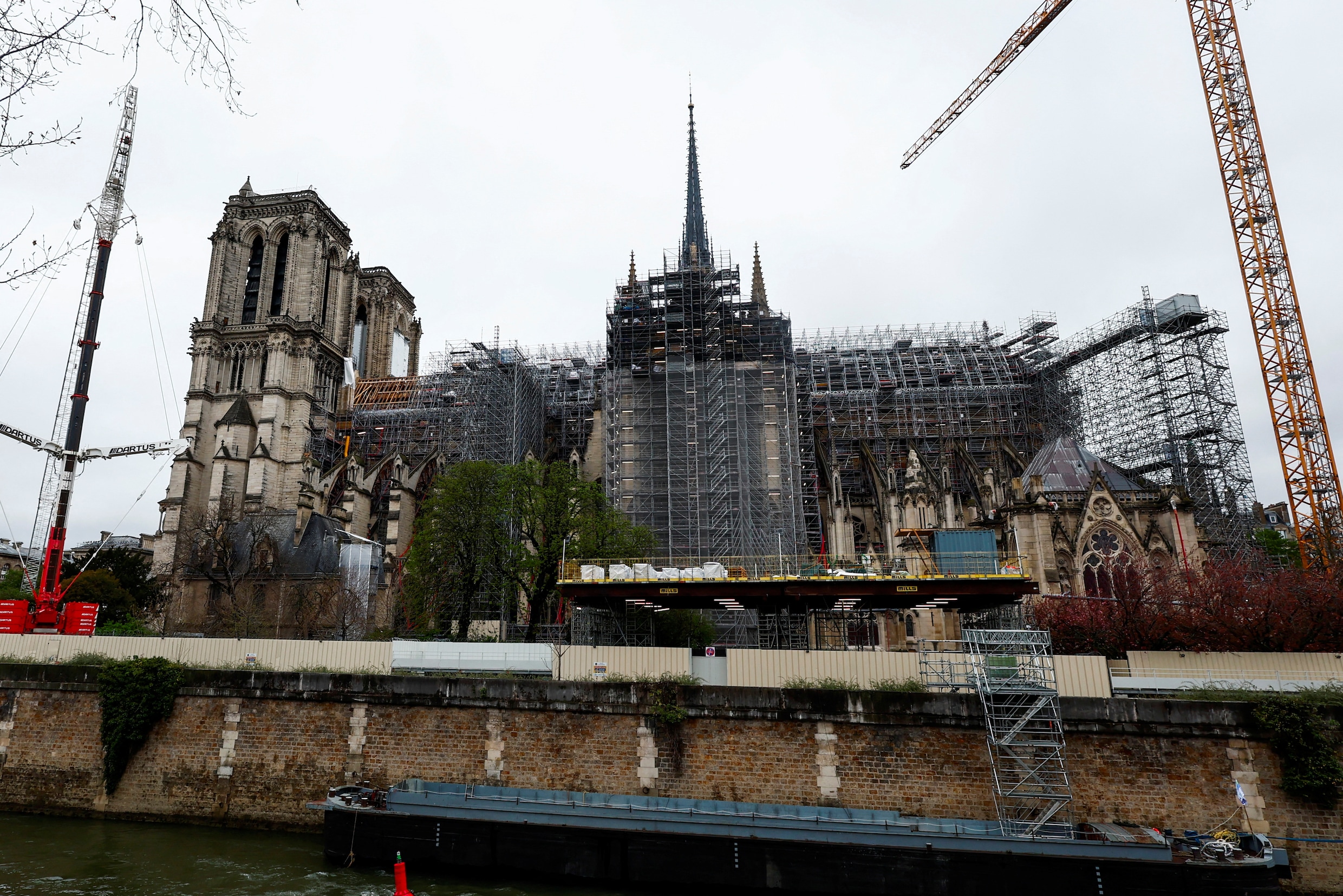 Vijf jaar na de brand in de Notre-Dame lonkt de heropening: ‘De houtbewerkers herstellen de ...
