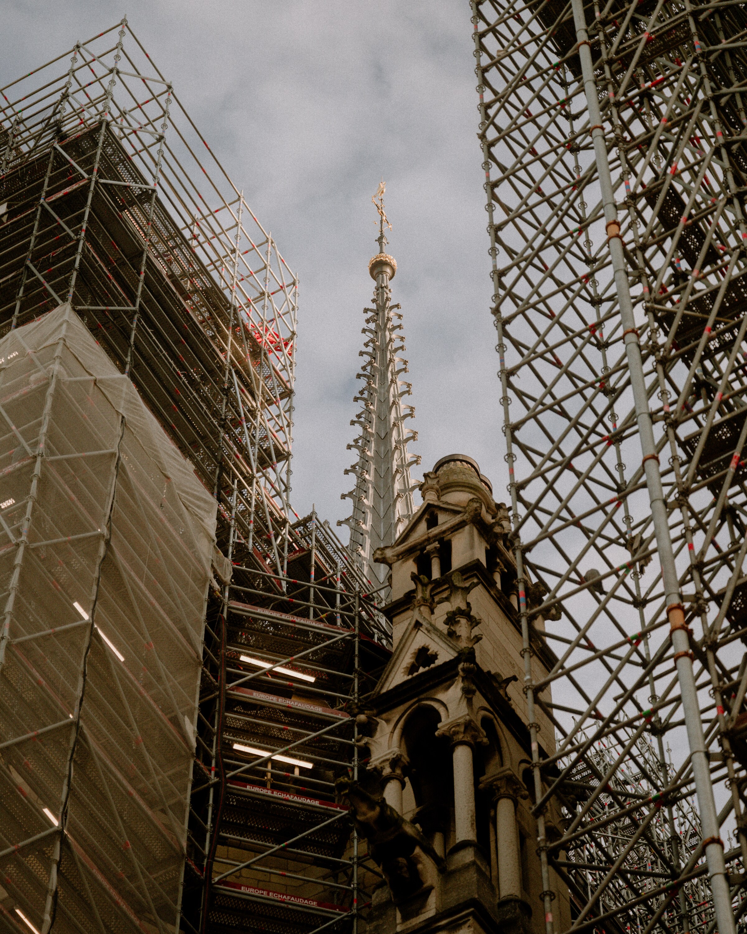 Vijf jaar na de brand in de Notre-Dame lonkt de heropening: ‘De houtbewerkers herstellen de ...