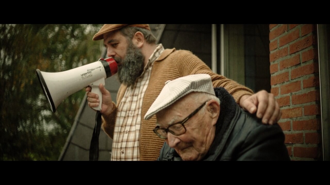 Bompa Bockie is even spitant als charmant, maar op zijn best wanneer hij de kans grijpt om de ...