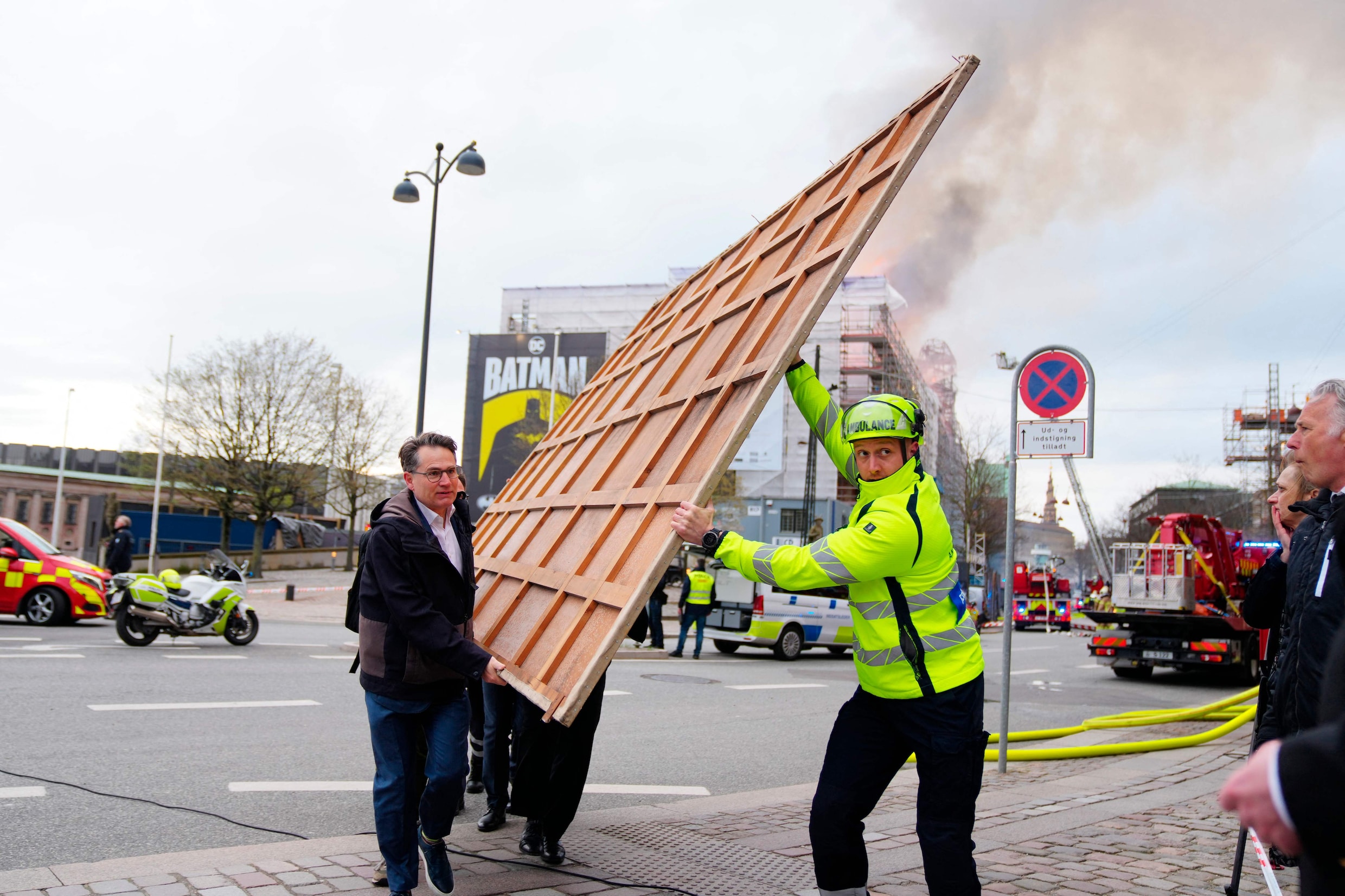 Historisch beursgebouw van Kopenhagen binnenin volledig verwoest, brand ...