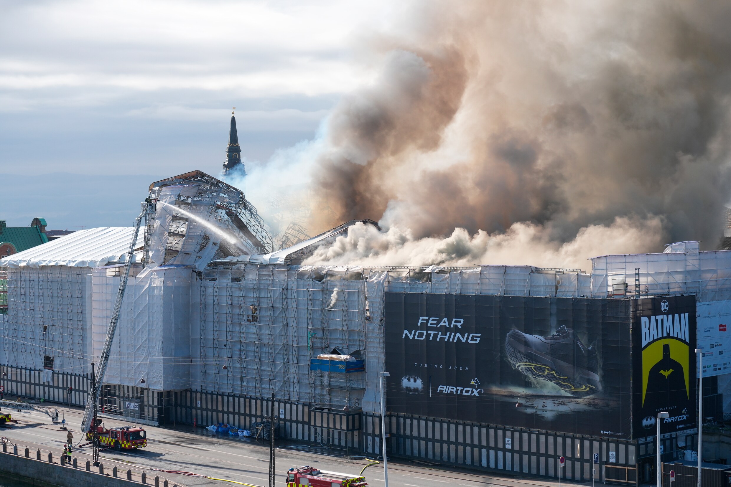 Historisch beursgebouw van Kopenhagen binnenin volledig verwoest, brand ...