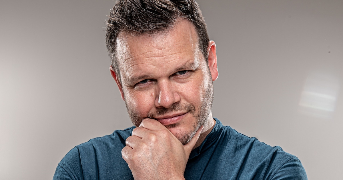 Jan Linssen bewijst in ‘Sloef?’ dat relatiehumor nog altijd werkt ...