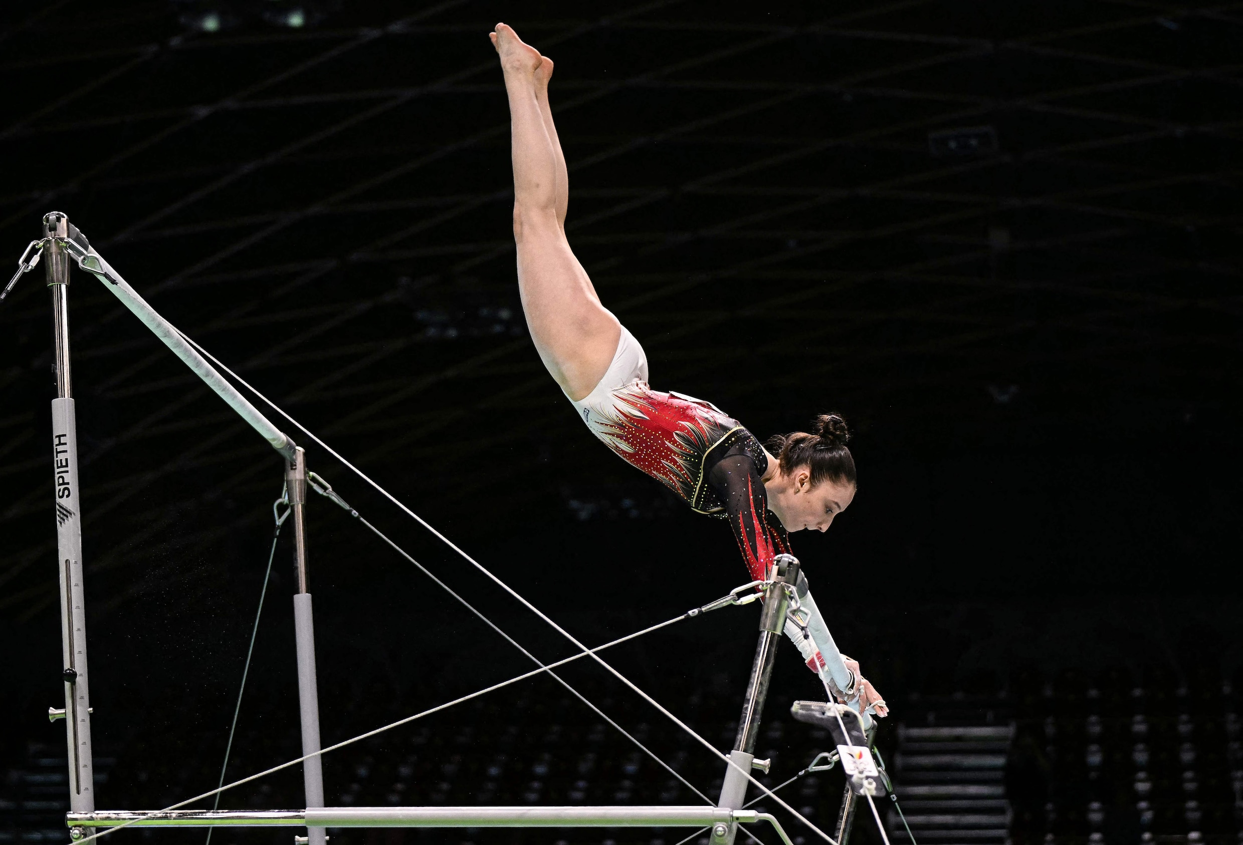 Comeback in mineur: Nina Derwael valt van zowel brug als balk op EK ...