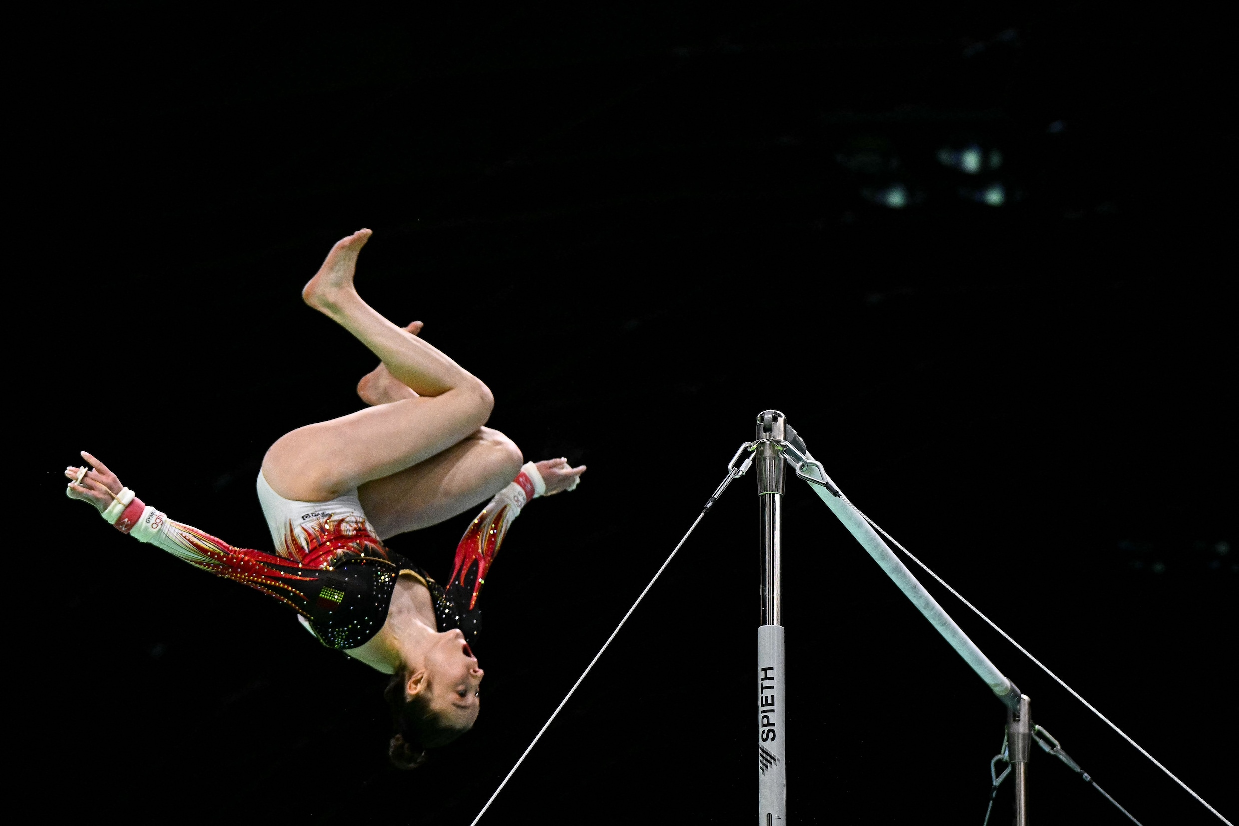 Comeback in mineur: Nina Derwael valt van zowel brug als balk op EK ...