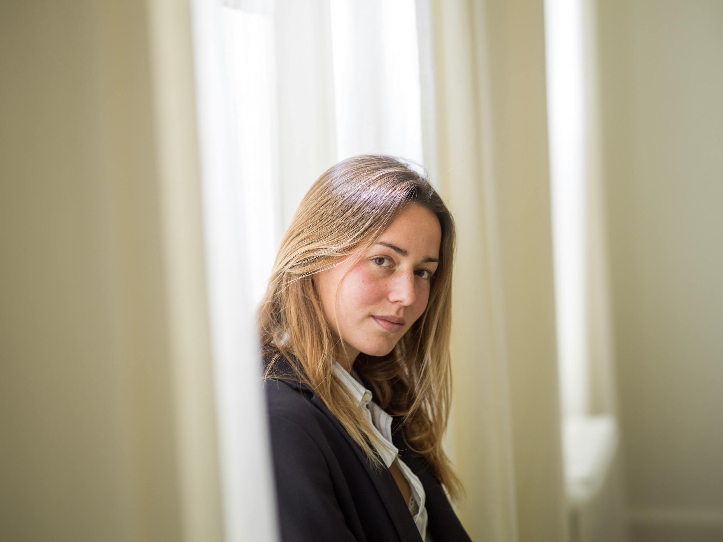 June (24), dochter van mediaondernemer Christian Van Thillo: ‘Na de VS had ik mijn buik vol van ...