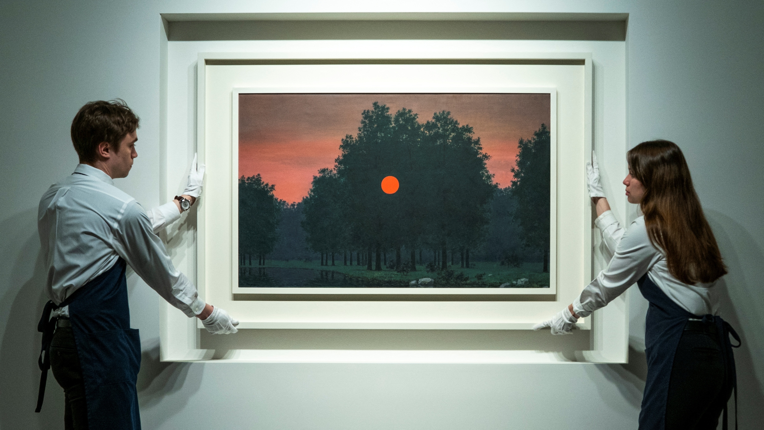 René Magrittes schilderij ‘Le banquet’ voor 16,7 miljoen euro geveild ...