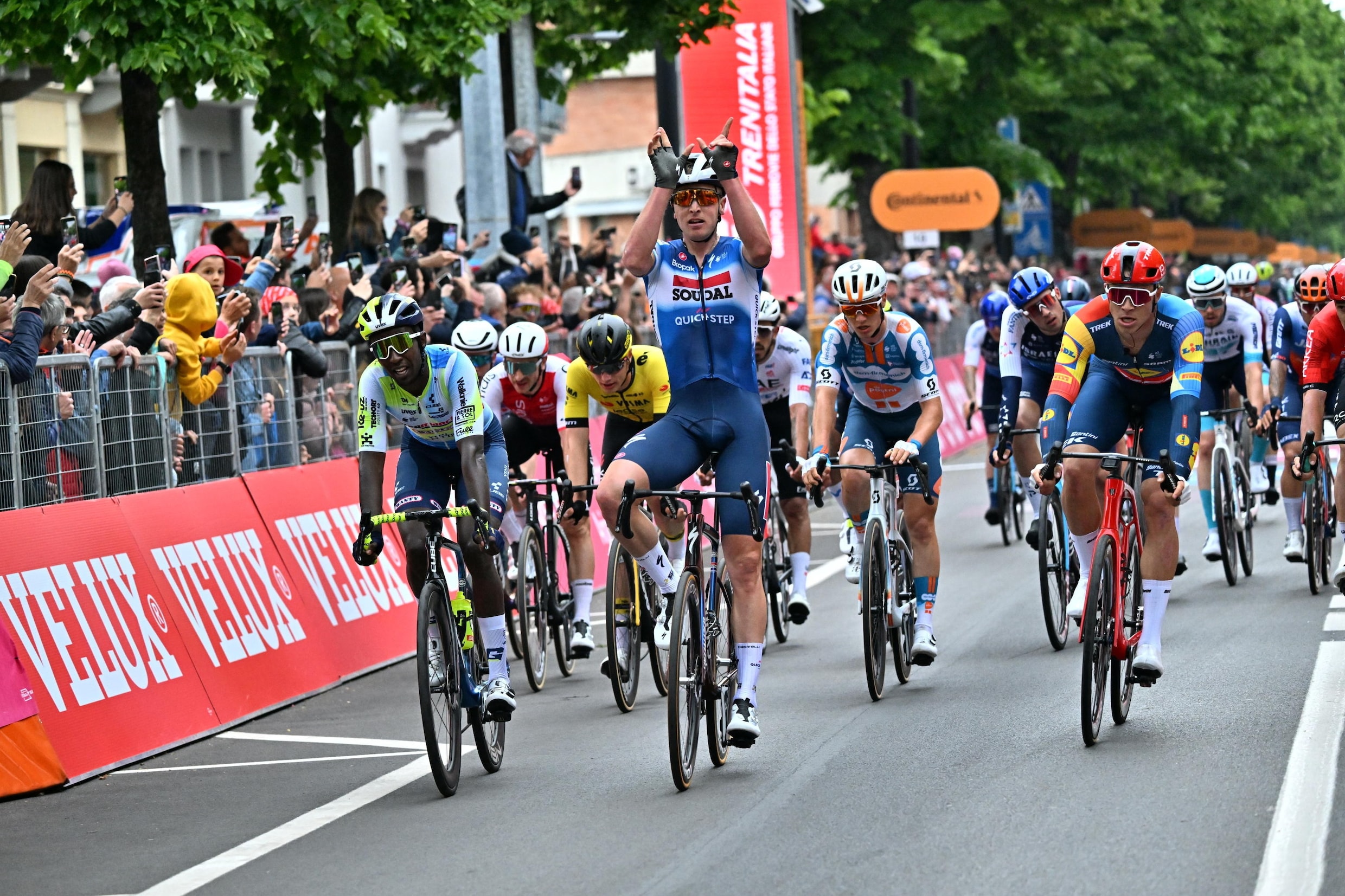 Merlier overleeft lastige finale en sprint naar emotionele zege in Giro ...