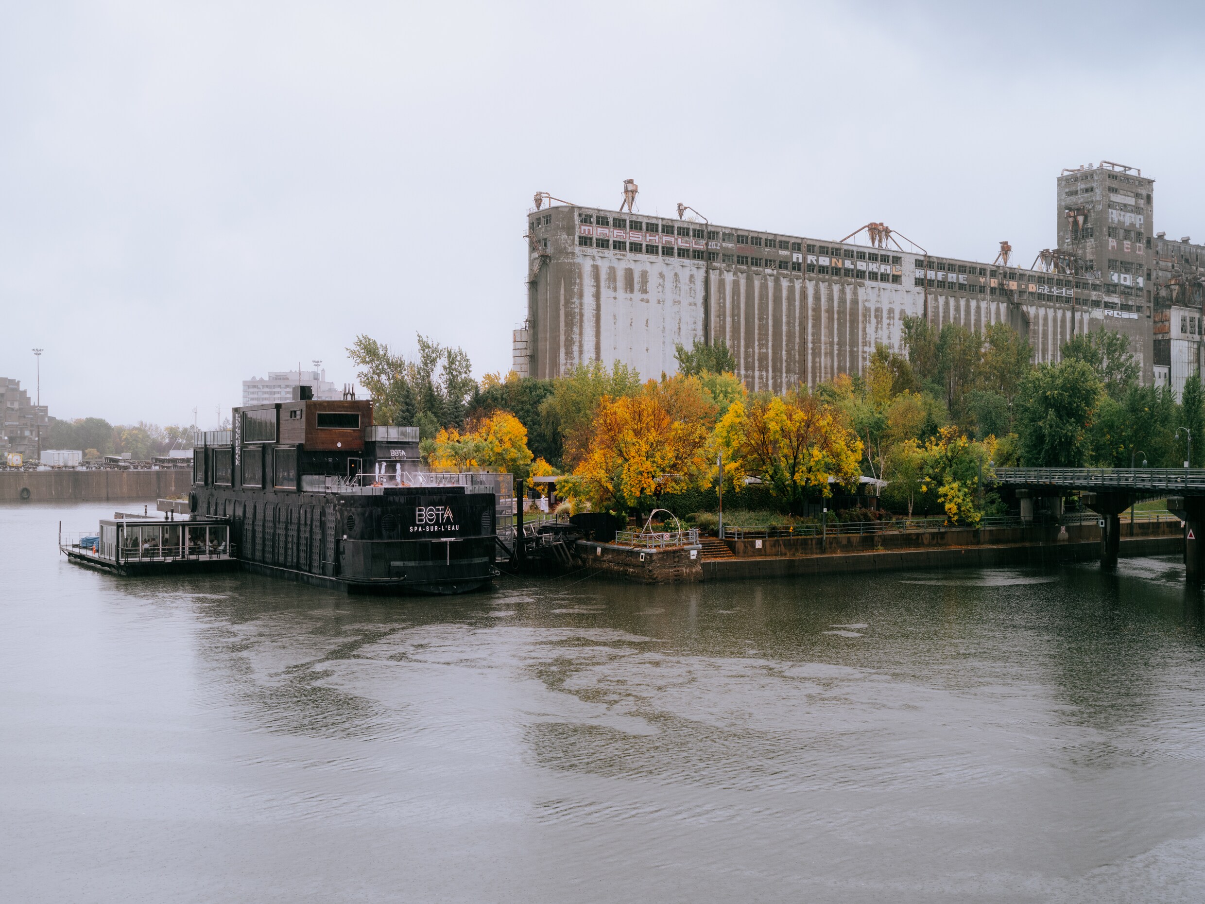 Cocktails slurpen en slenteren met Leonard Cohen in je oren: laat je ...