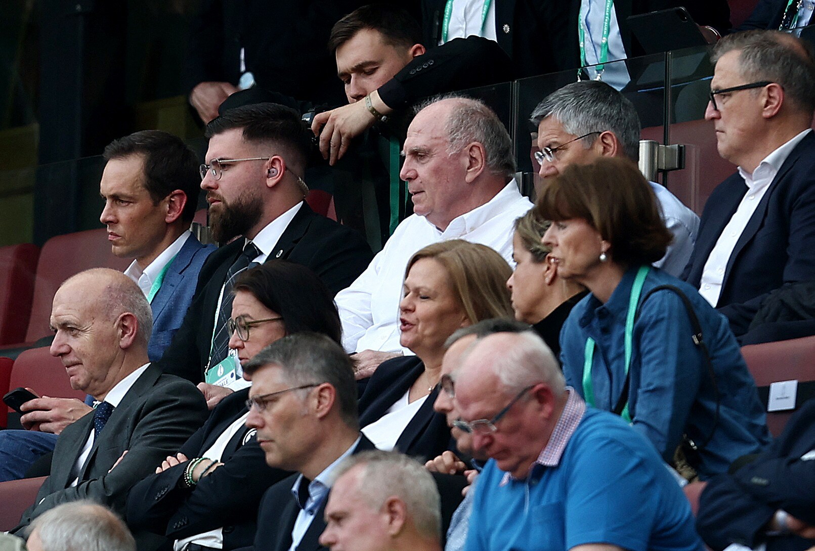 ‘Wat denkt Hoeness écht?’: Duitse media leggen toekomst Kompany bij ...