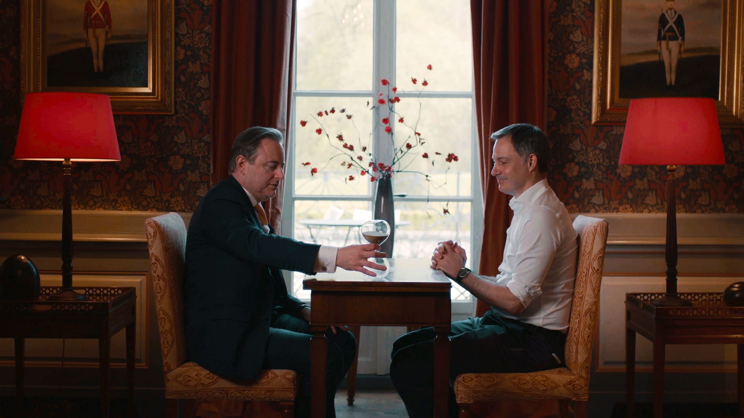 De Croo (Open Vld) reikt De Wever (N-VA) de hand om samen een regering ...