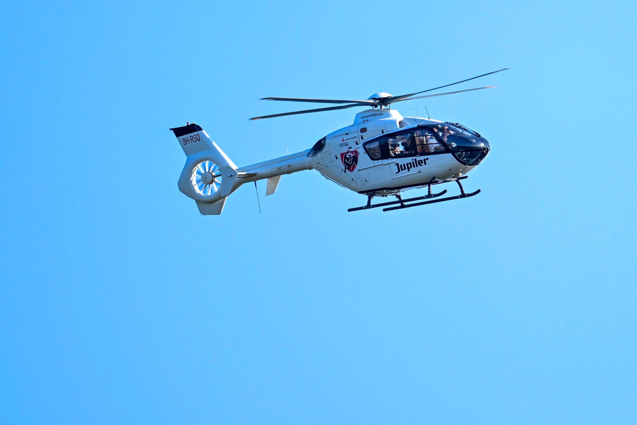 Naar Brugge of toch nog naar Brussel? Helikopterpiloot Luc Bertels ...