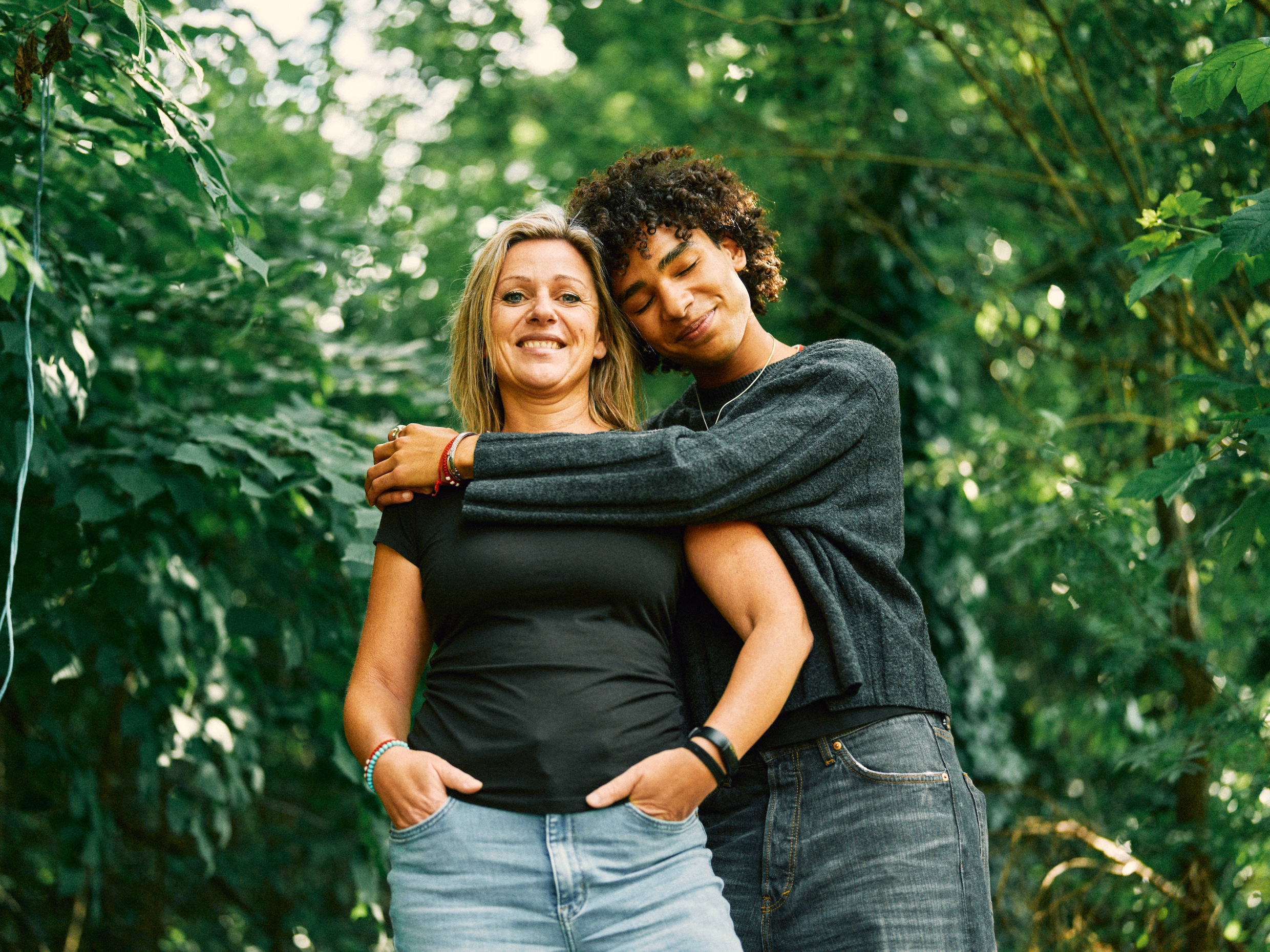 ‘Toen hij zei dat hij homo is, was ik opgelucht’: acteur Mathis Mavuela ...