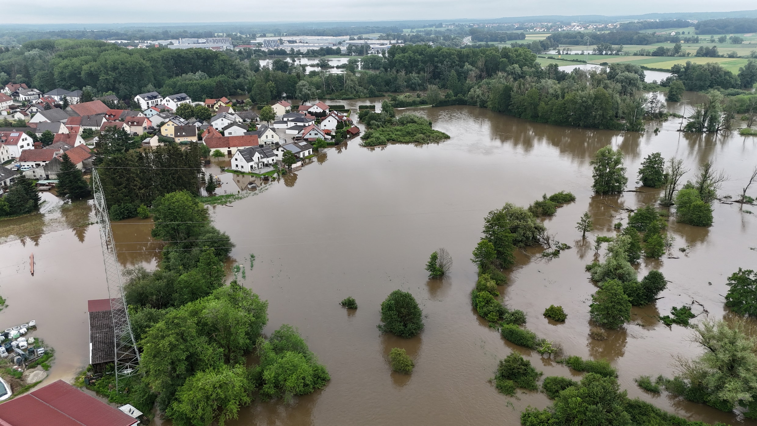Overstromingen in Zuid-Duitsland eisen twee levens, duizenden mensen ...