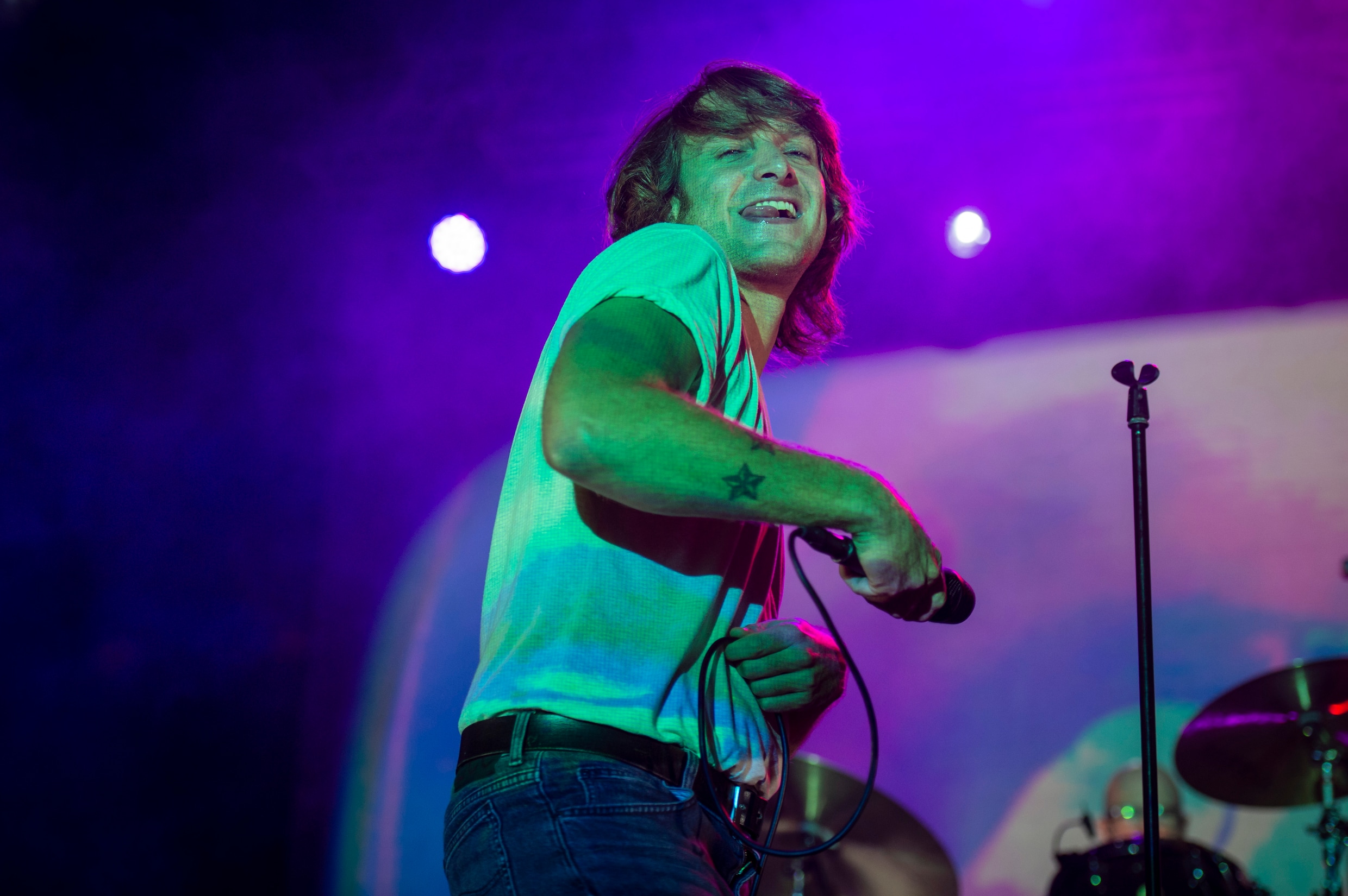 Hij maakt geen pop en is geen ster, toch sluit hij festivals af alsof ...