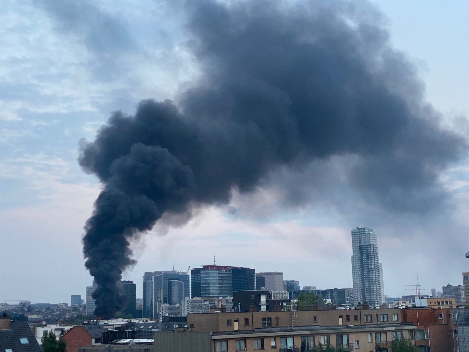 Brand in Brussels recyclagebedrijf onder controle, brandweer blust nog ...
