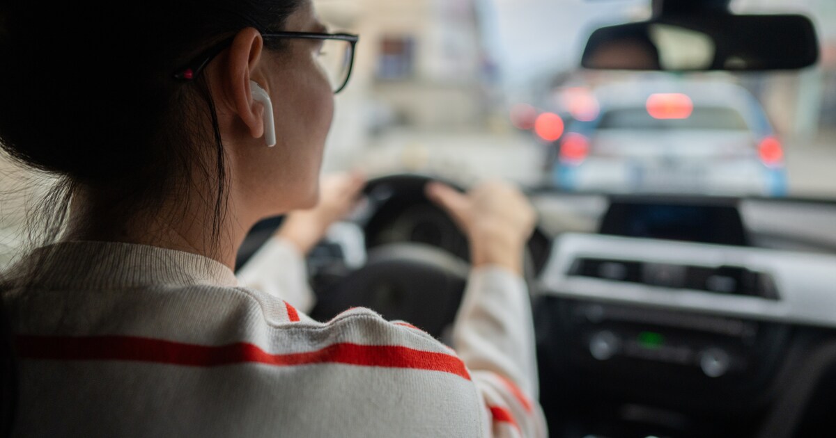Uit je doppen? Wat oortjes in het verkeer betekenen voor de veiligheid ...