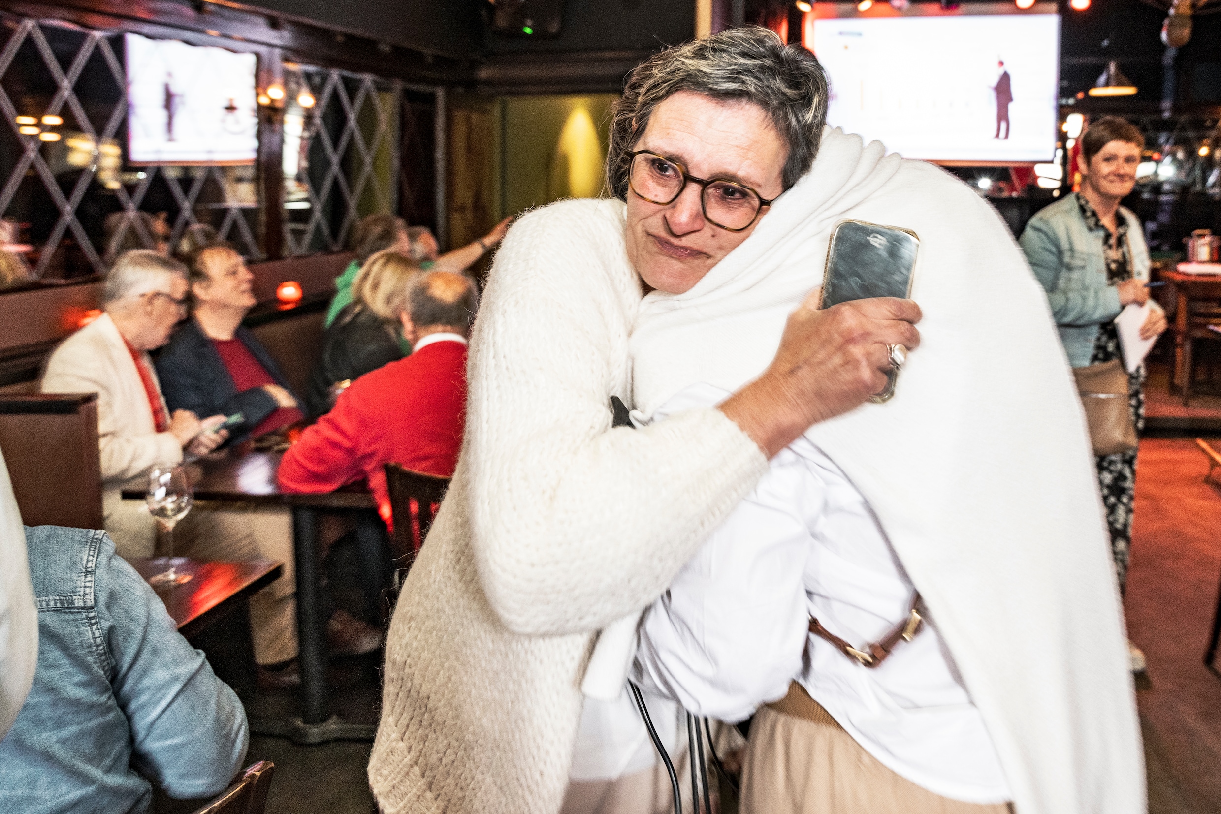 En toen viel moeder van Rousseau huilend in armen van vriendin: zo ging ...