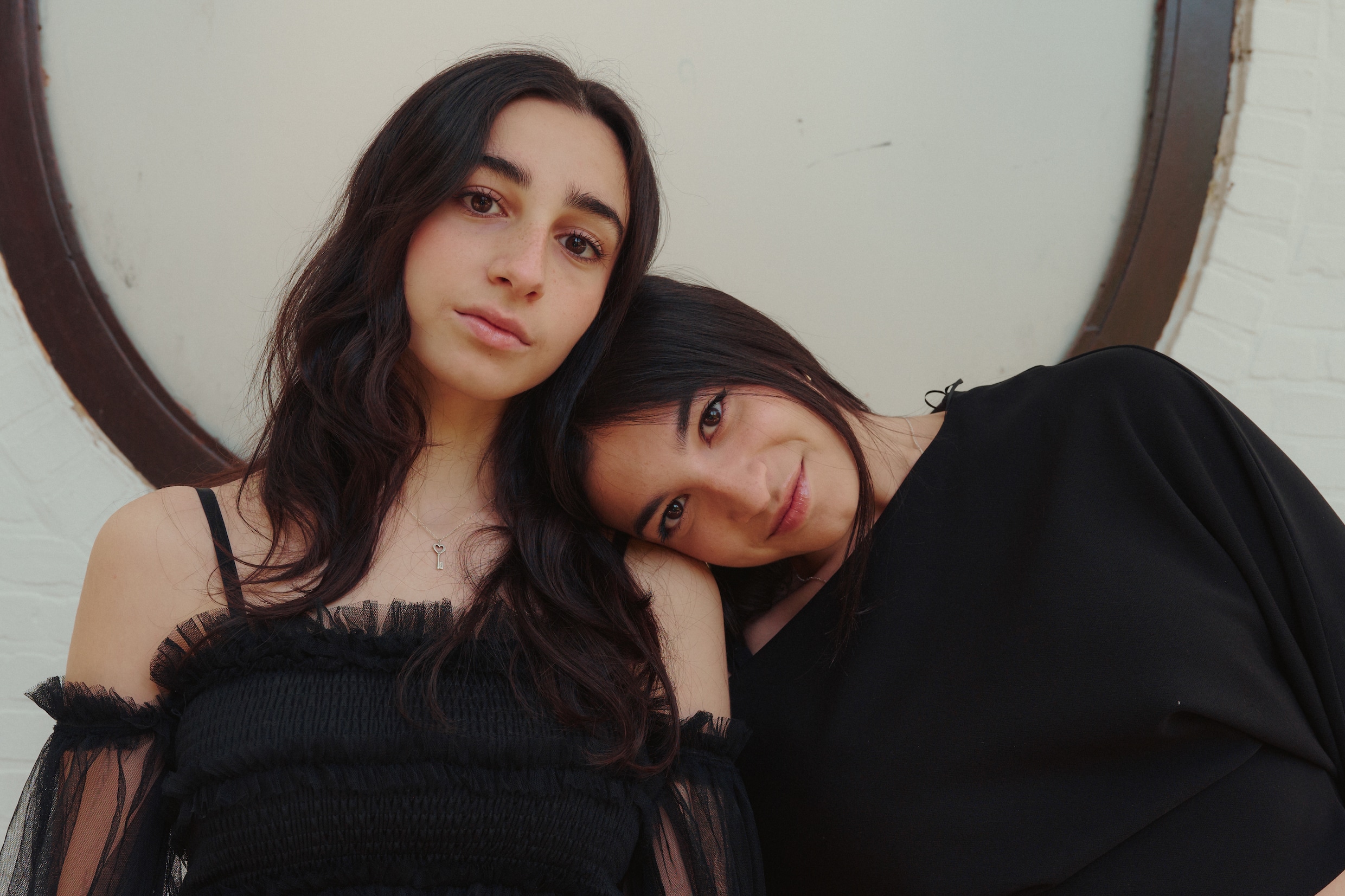 Zussen Ivana Noa en Emma Kristin Batchvarov: ‘Dat ze nu zelf de benen ...