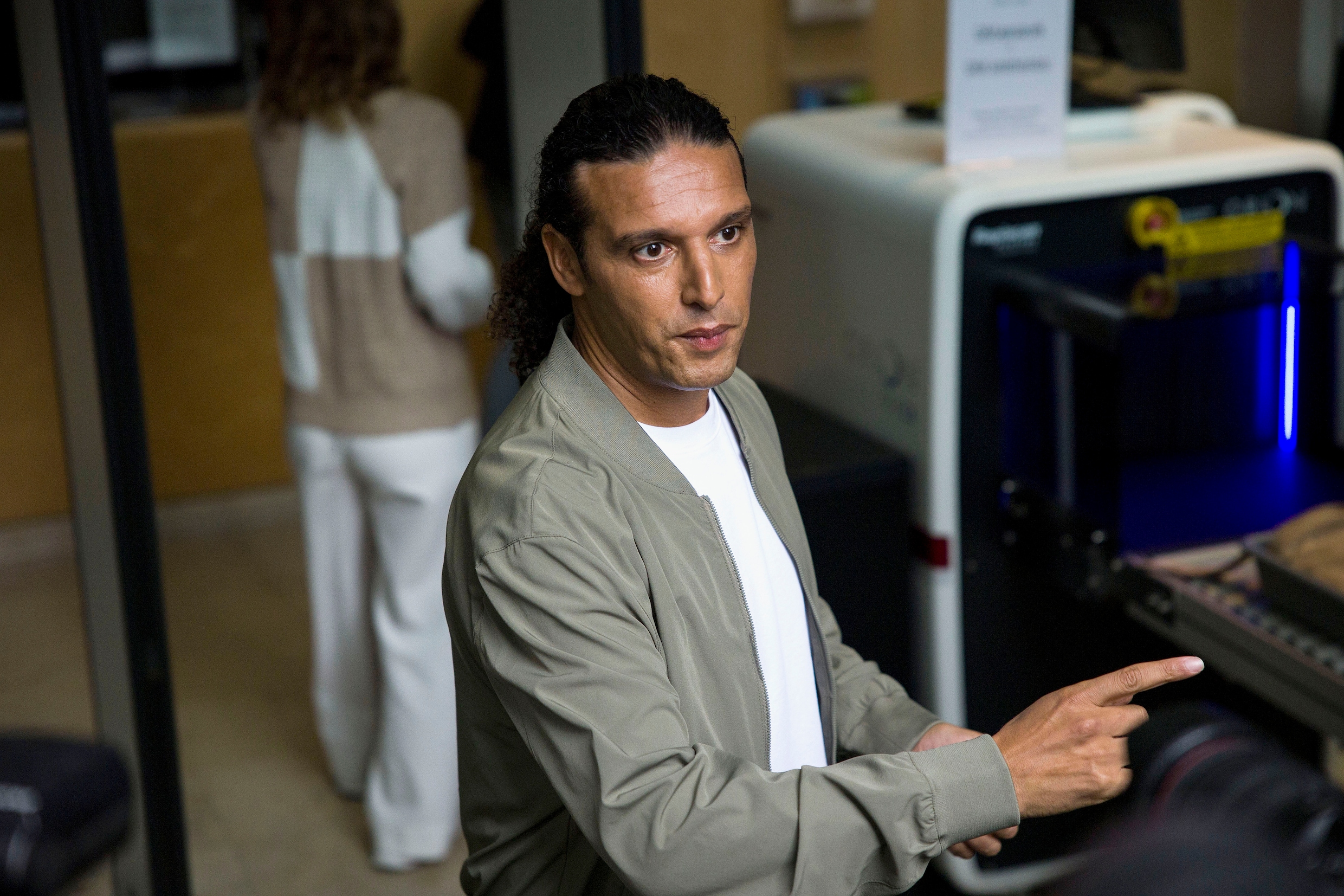 Nederlandse rapper Ali B veroordeeld tot twee jaar cel vanwege verkrachting en poging tot ...