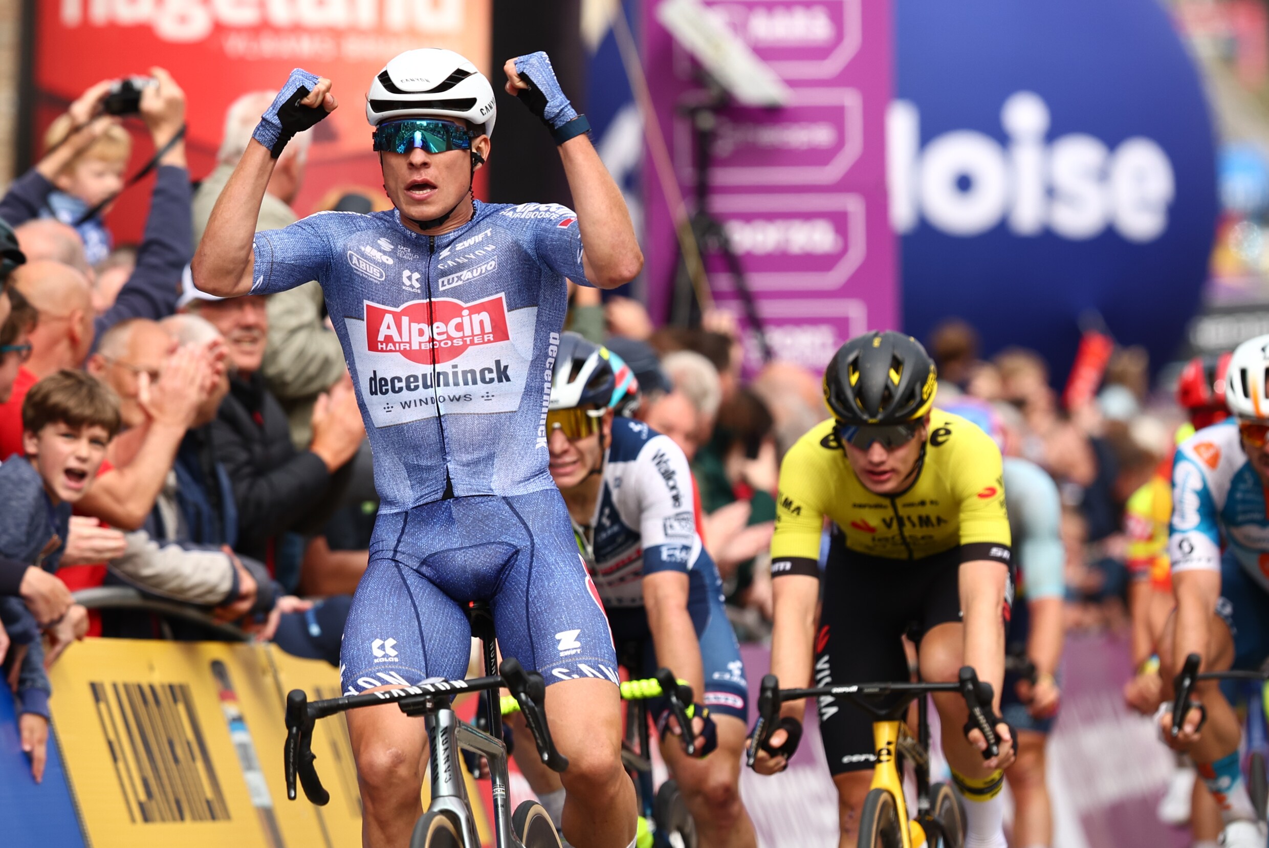 Philipsen verjaagt tijfels met overtuigende sprintzege in ...