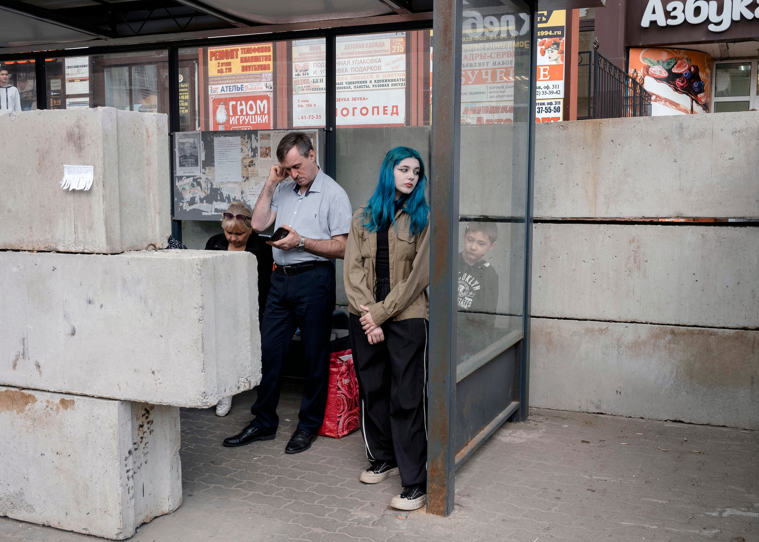 In Belgorod wachten Russen op de bus onder een betonnen afdak: ‘Ik denk ...