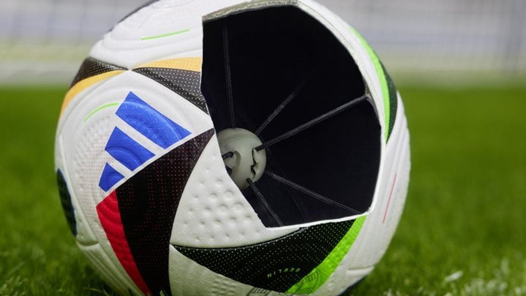 Het stopt niet bij de chip in een bal: waarom het voetbal en de refs ...