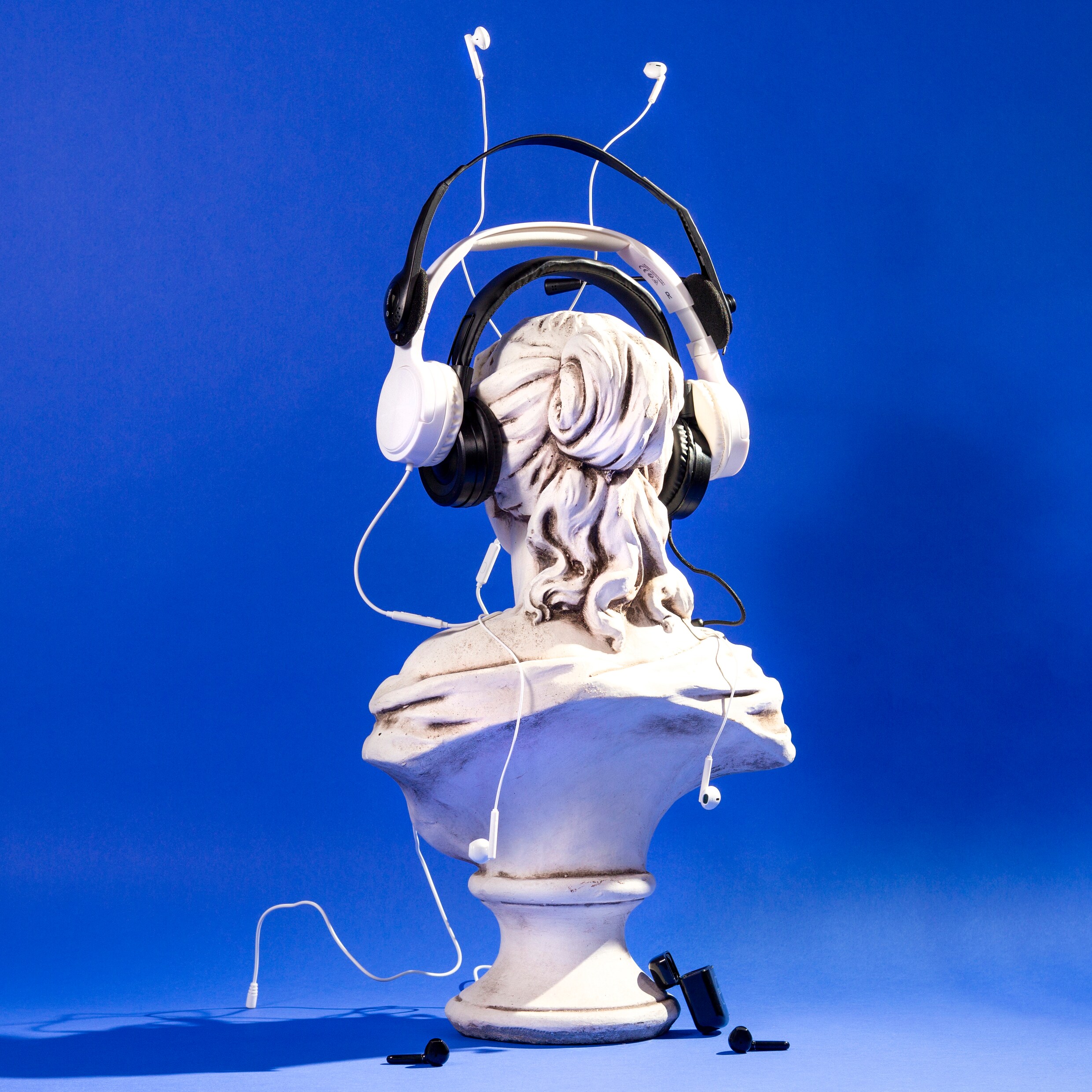 Vaak een koptelefoon op om het geluid van buiten te dempen? Daar zitten toch flink wat nadelen ...