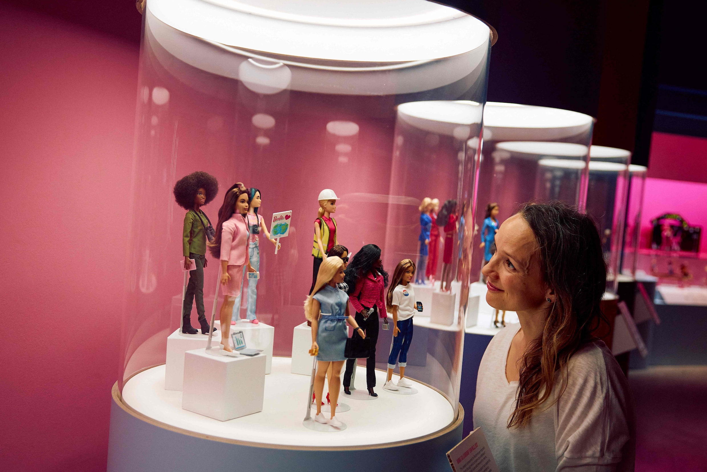 De nieuwe Barbie-expo in Londen schetst met succes de evolutie van de ...