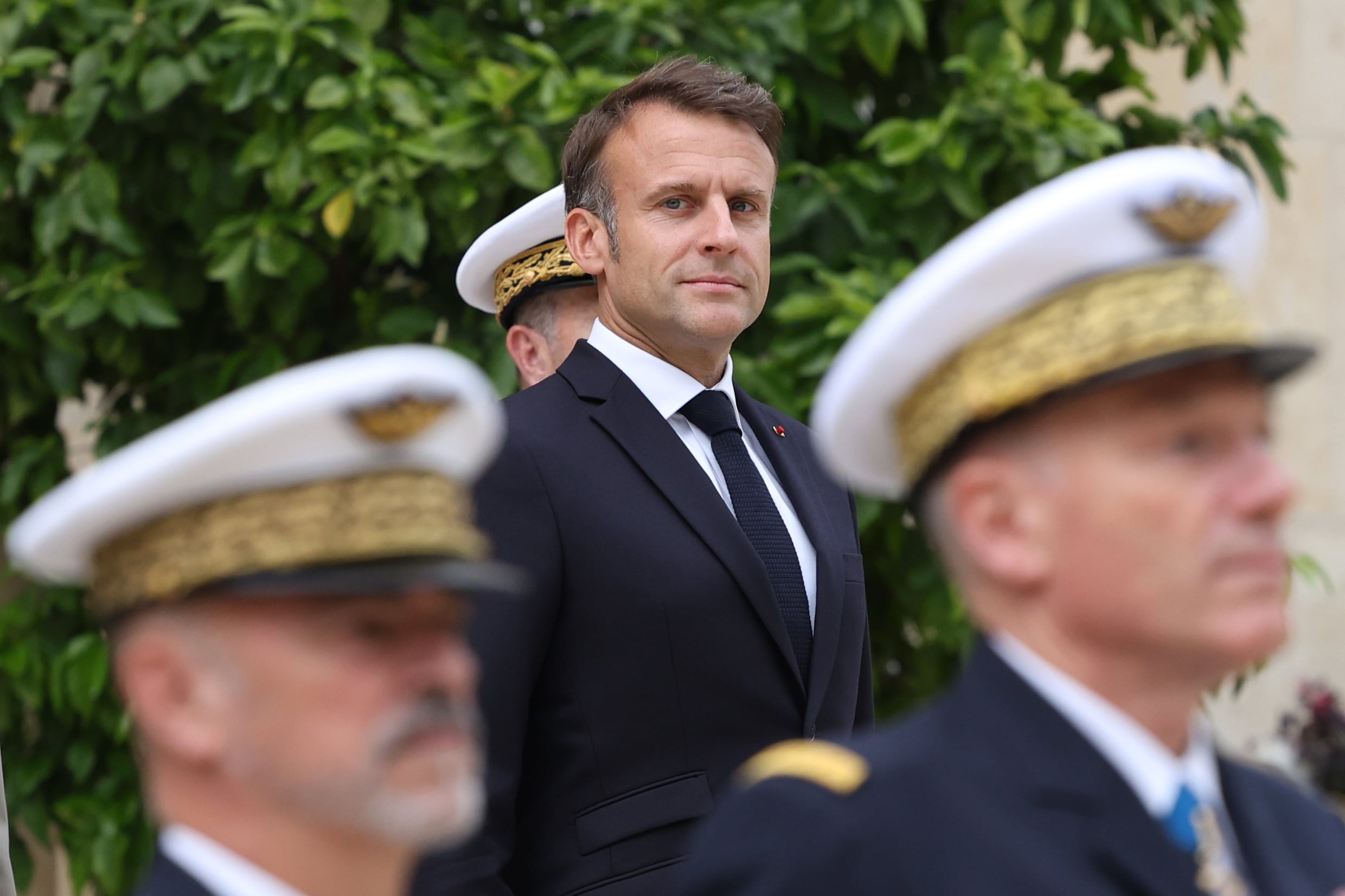 Al twee weken amper te zien: waarom Macron zichzelf even op de ...