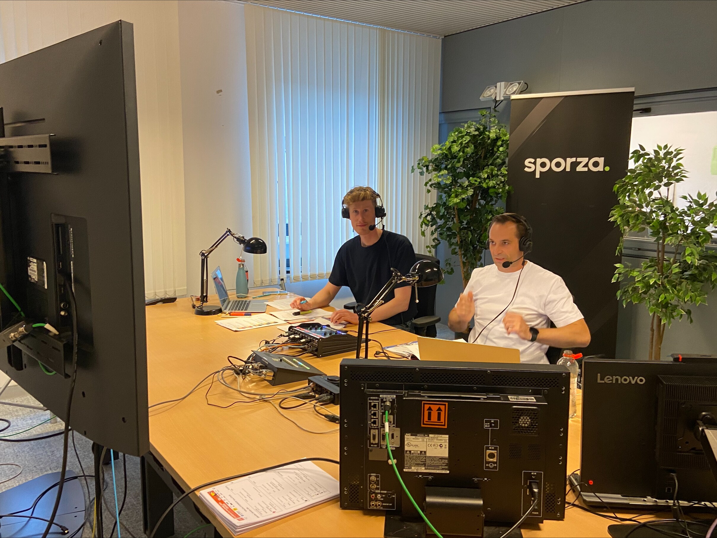 Audiodescriptie, nu ook bij het EK voetbal: ‘Wanneer Vertonghen en Theate de bal 20 keer over en ...