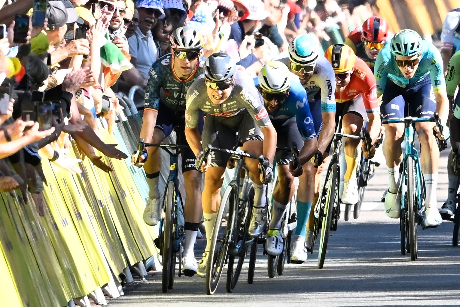 Wout van Aert niet te spreken over sprint van Jasper Philipsen, die gedeclasseerd wordt: ‘Blij ...