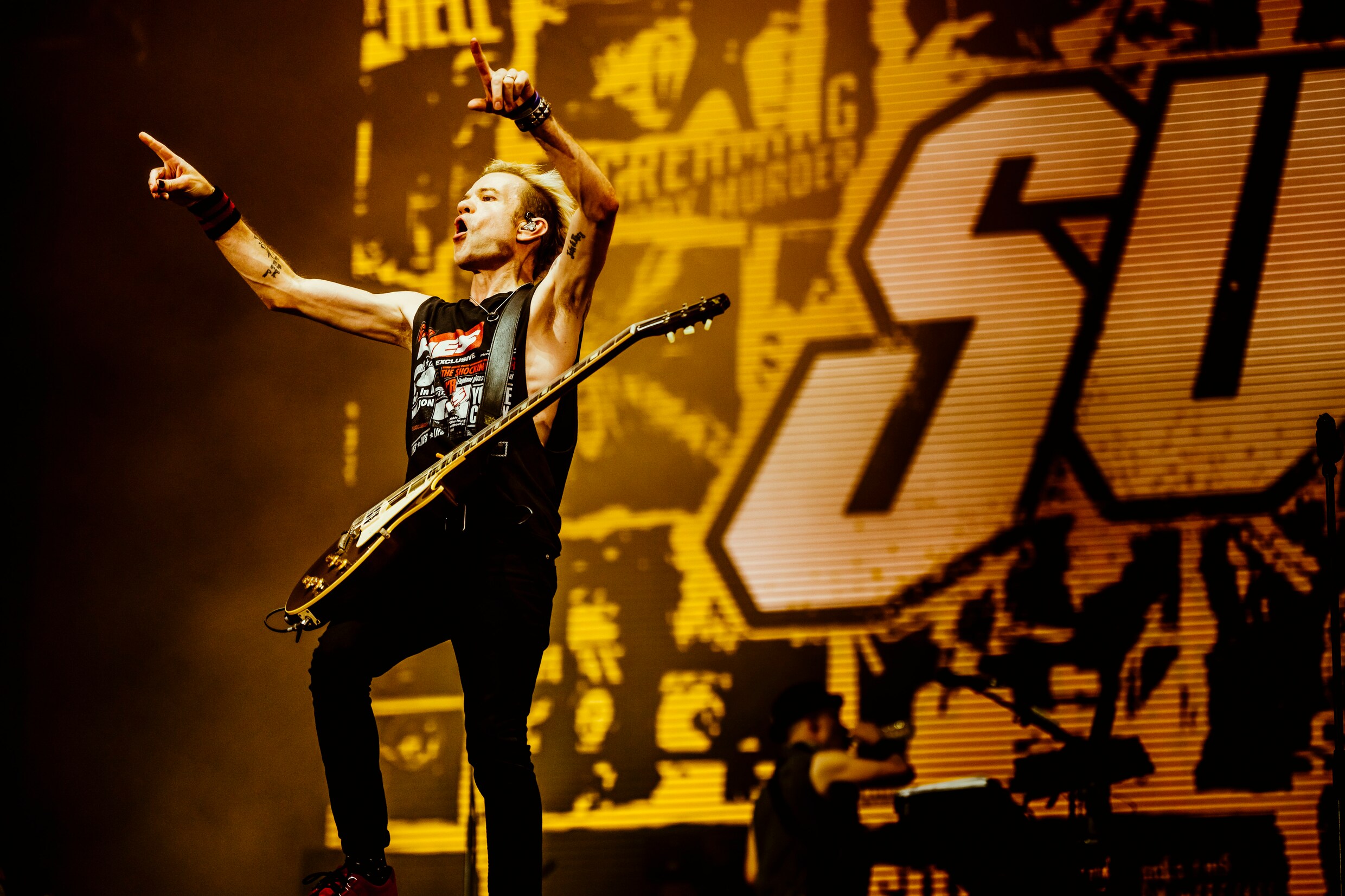 Sum 41 rockte 75 minuten lang de Main Stage op een hoopje, handen in de ...