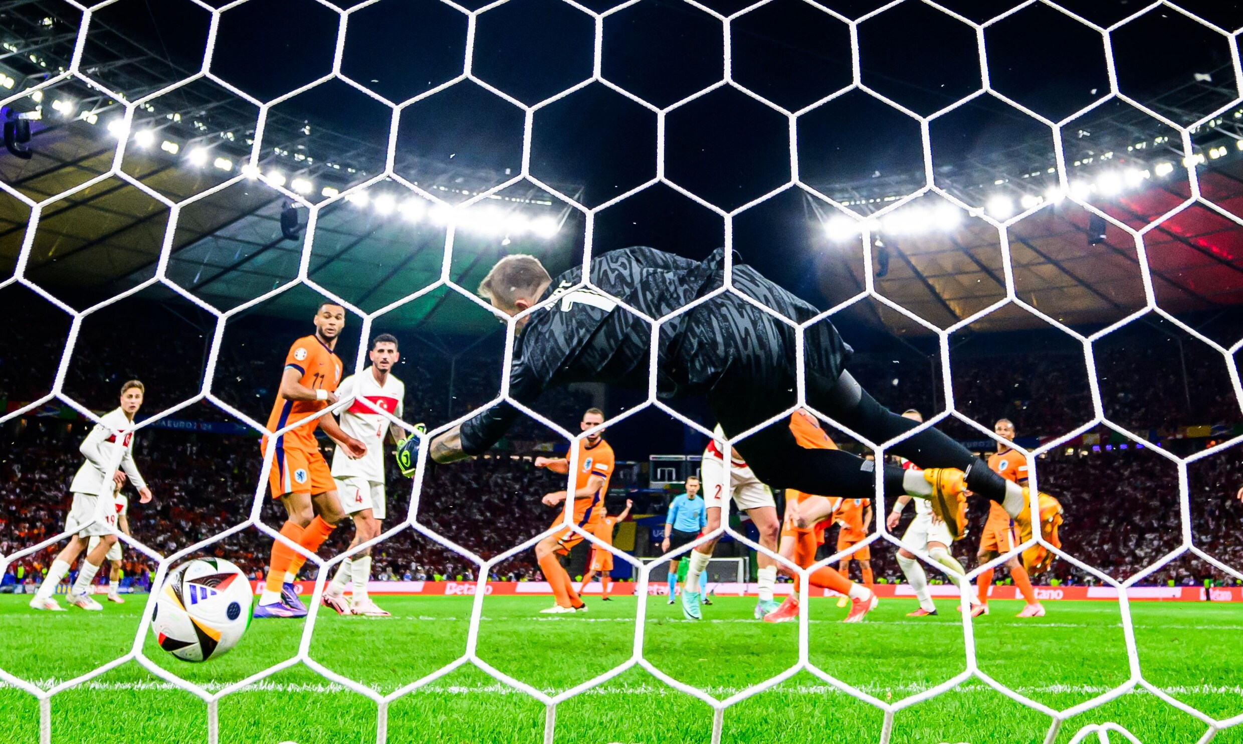 Audiodescriptie, nu ook bij het EK voetbal: ‘Wanneer Vertonghen en Theate de bal 20 keer over en ...